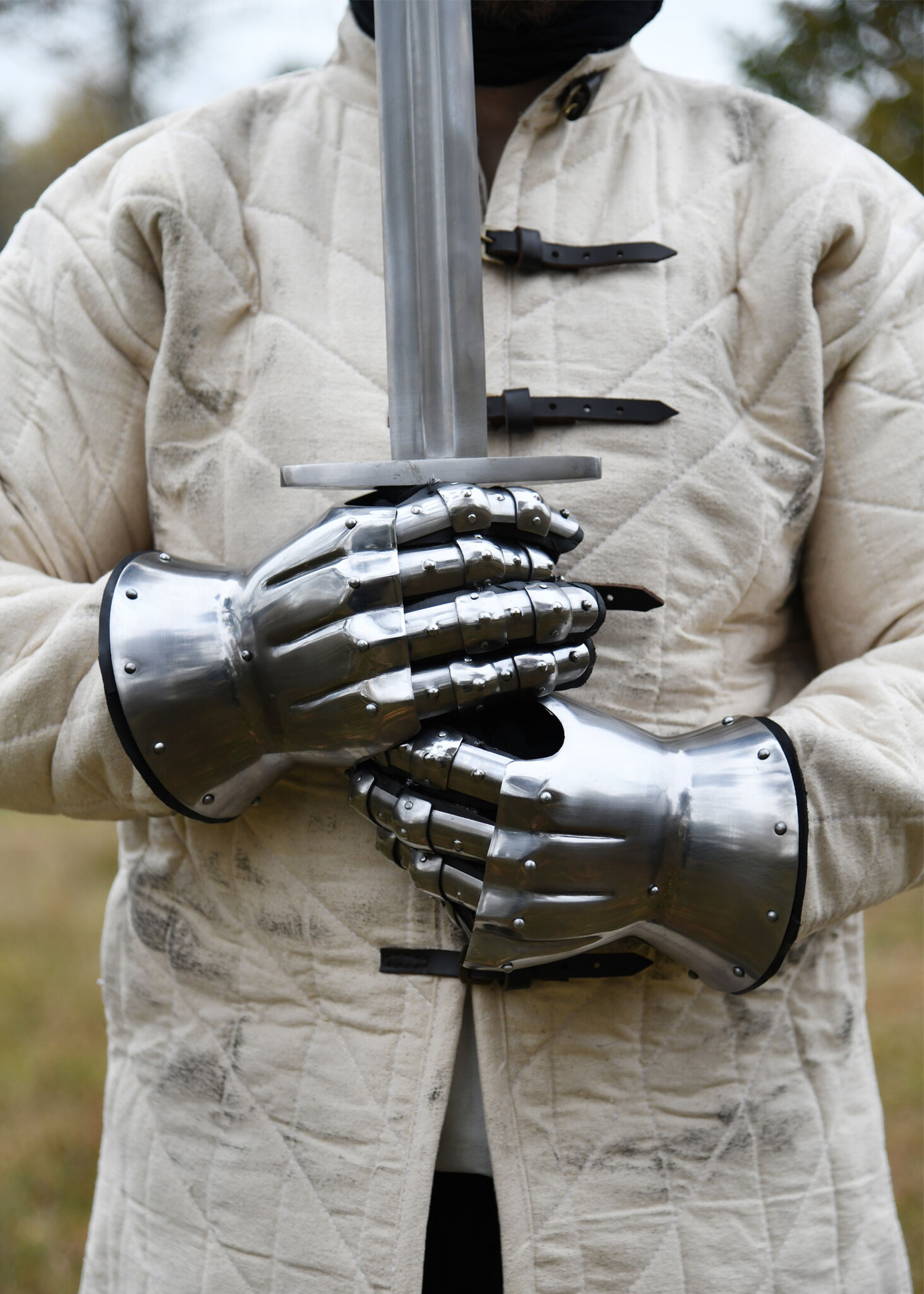 Hourglass gauntlets 1350-1410 - CelticWebMerchant.com