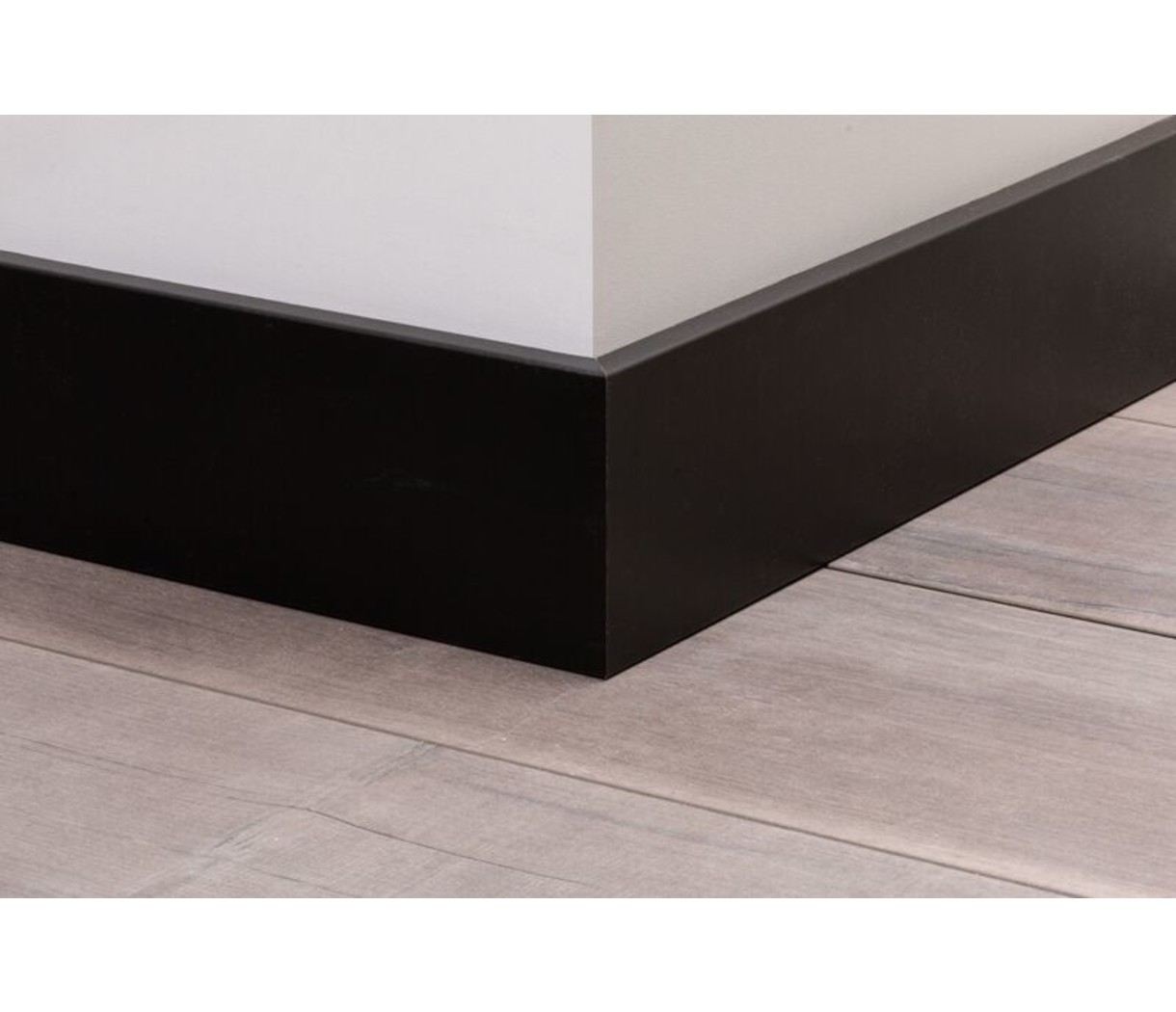 MDF Plint Modern Gelakt RAL 9005 Vochtwerend - Vloerbezorgd.nl