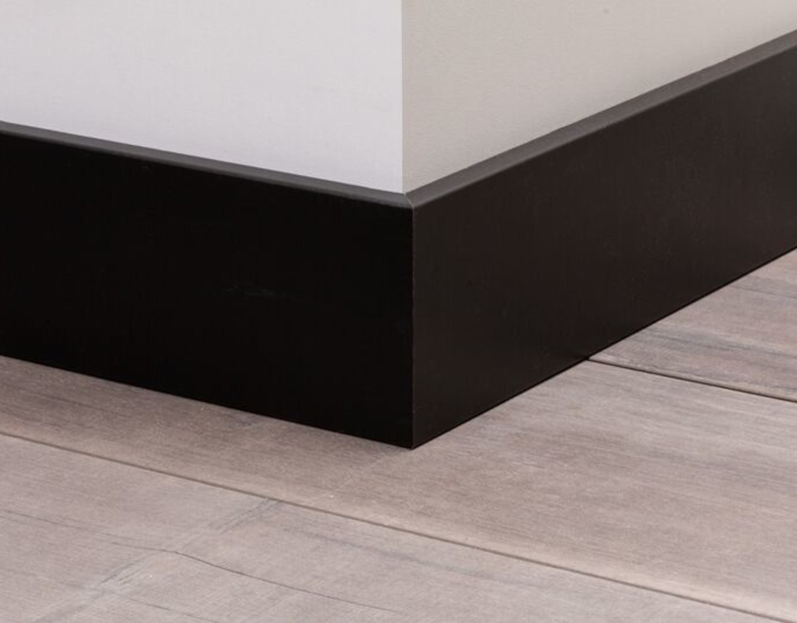 MDF Plint Modern Gelakt RAL 9005 Vochtwerend - Vloerbezorgd.nl