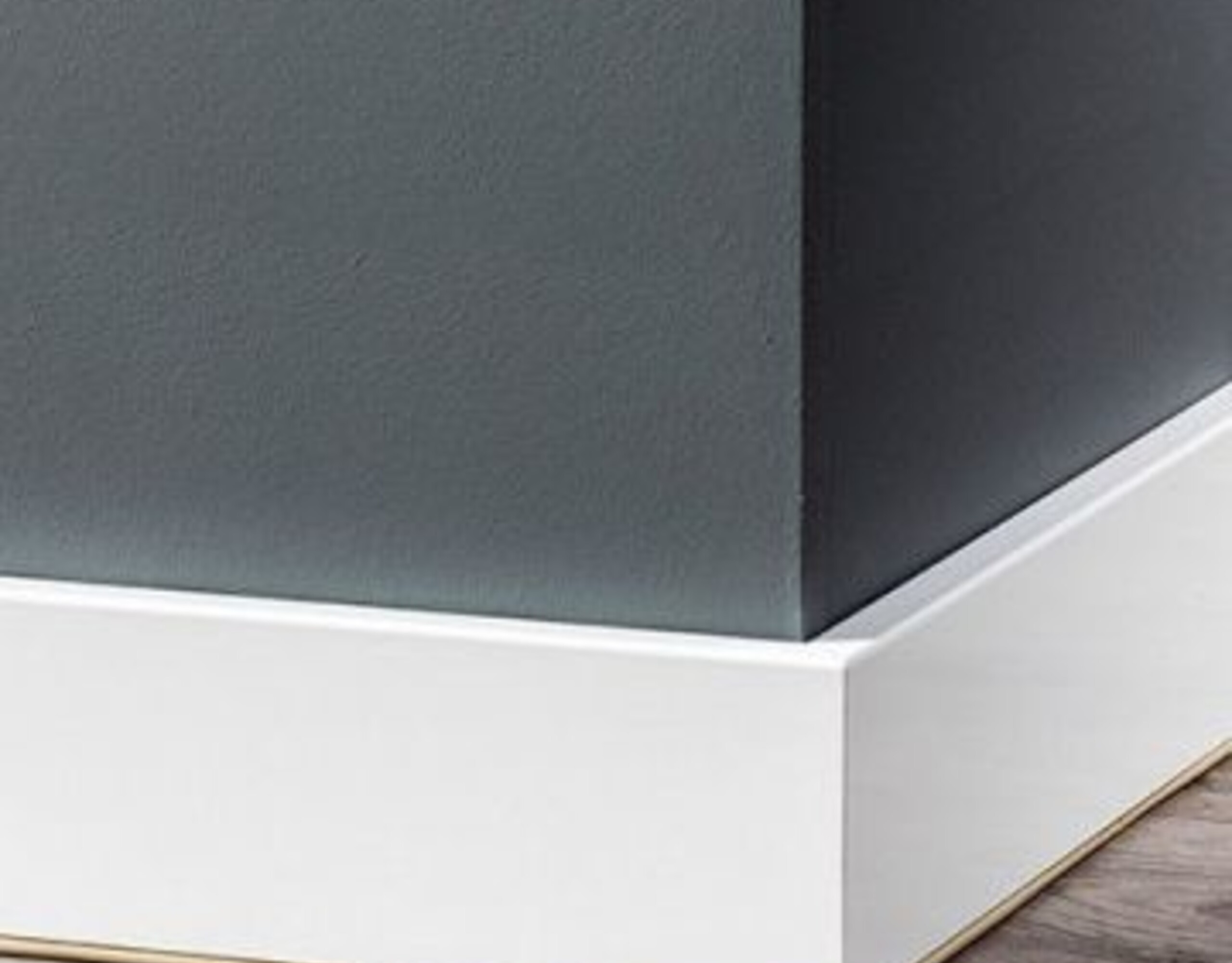 MDF Plint Modern Gelakt RAL 9010 Vochtwerend met uitsparing voor gelui ...