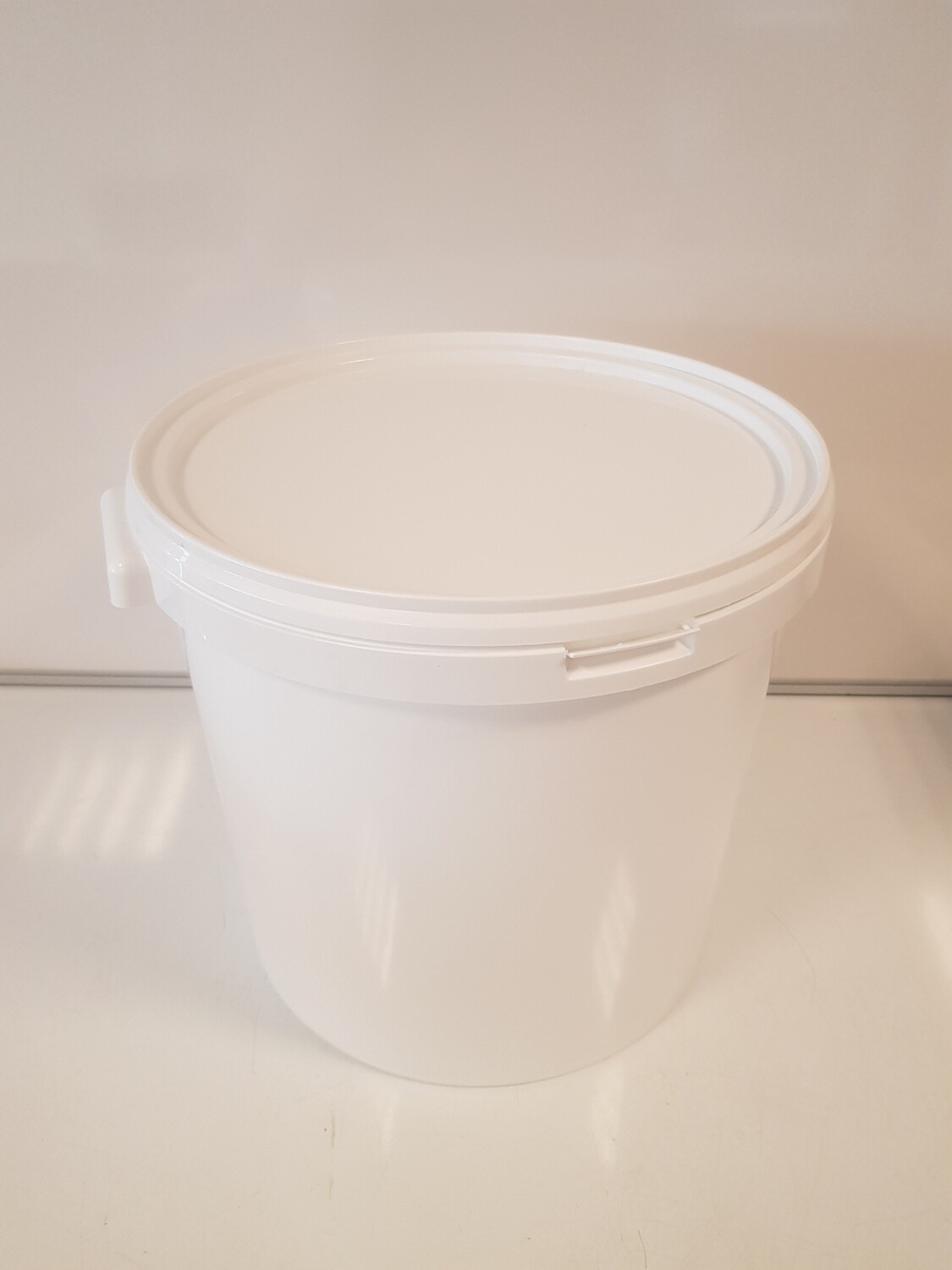 Witte 28 liter emmers met deksel nieuw - Emtrade.nl