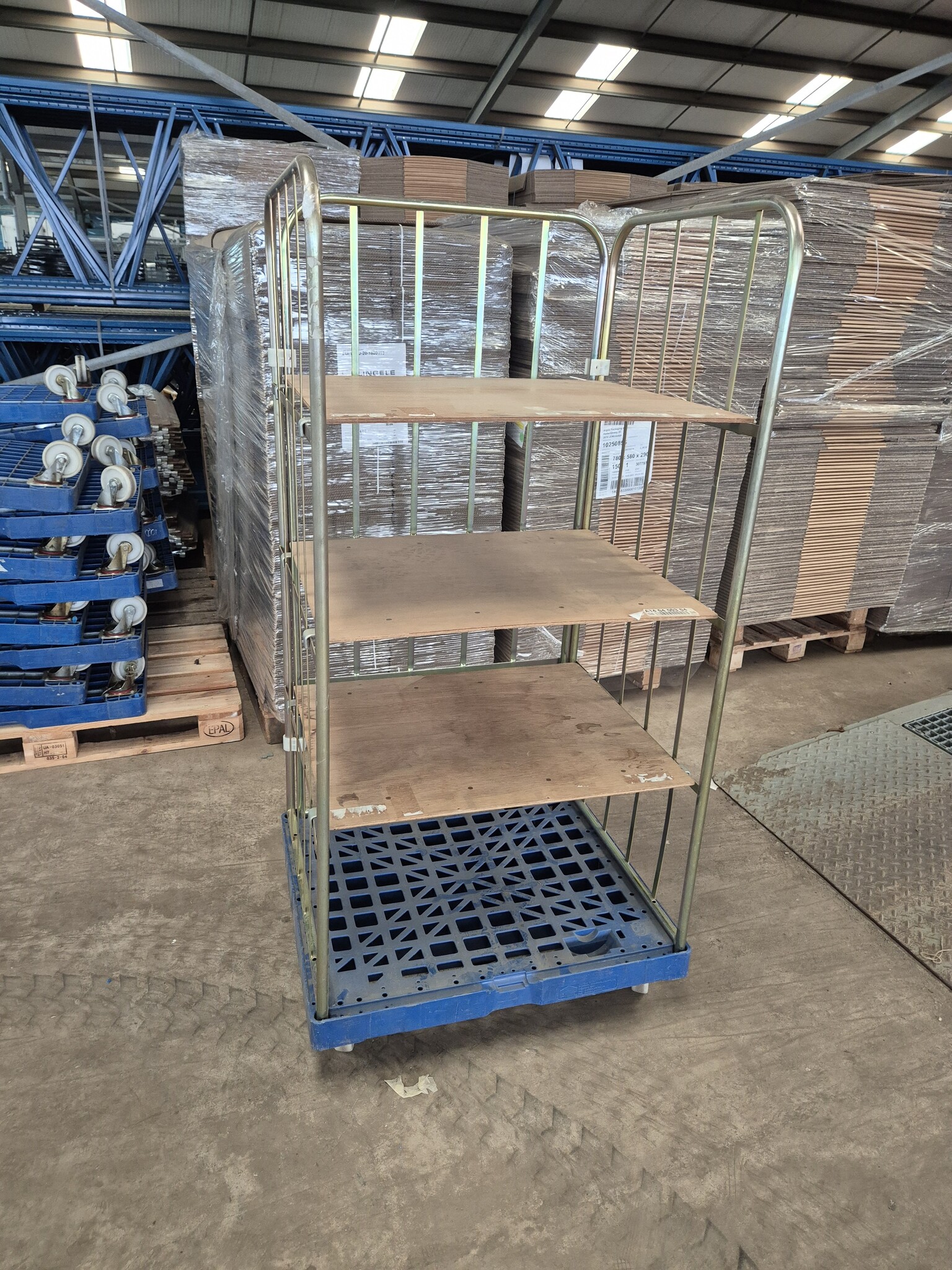 Rolcontainer 3-heks met 2 houten legborden, gebruikt - Emtrade.nl