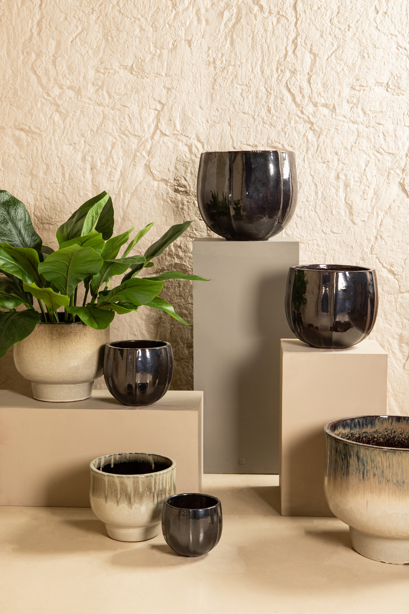 Sanish pot cream Ø40x33 cm – keramieken pot op voet - Woon!