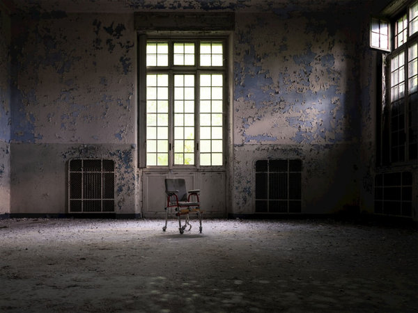 Donkere kamer met eenzame stoel in verlaten inrichting • 80 x 60 cm ...