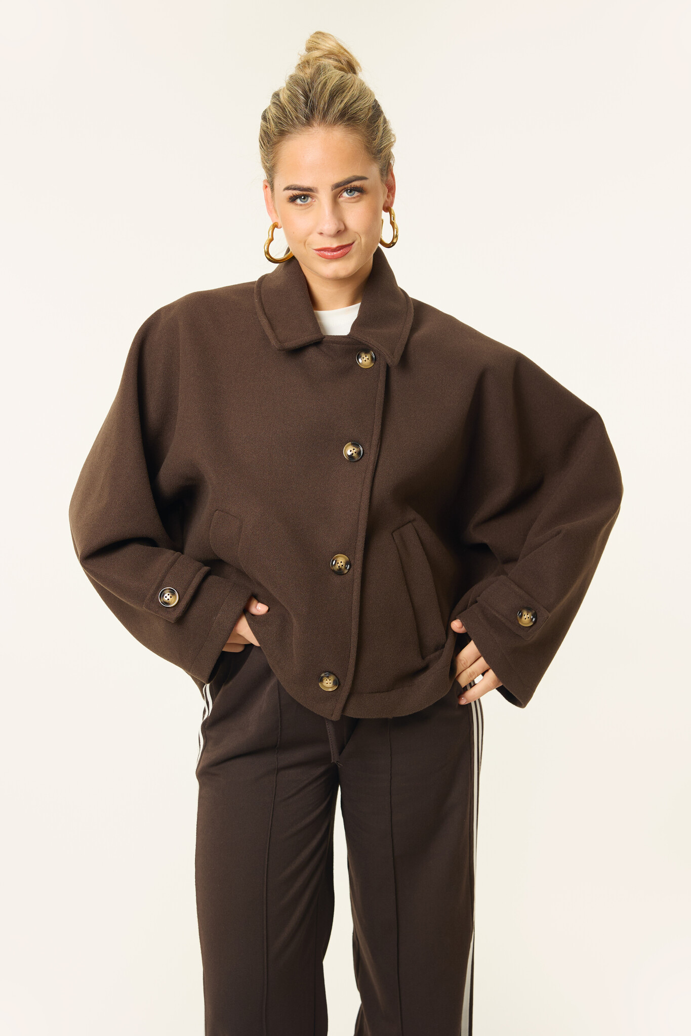 Korte trenchcoat | bruine jas | bruine tussenjas | Winkeltje van Lynn ...