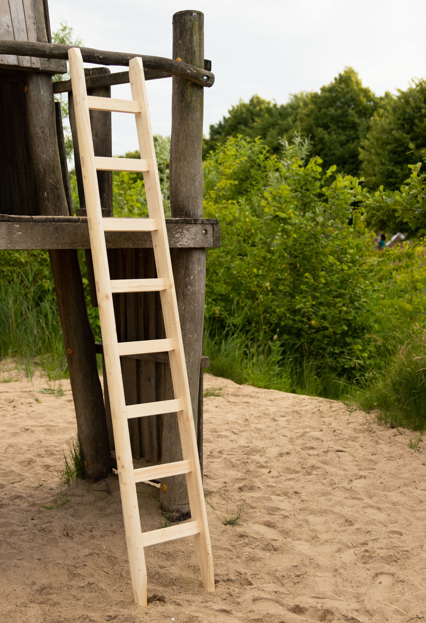 Oersterke boomhutladder, gemaakt van halfronde rondhouten sparren.