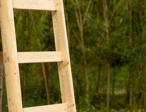 Een houten boomladder is een flexibele ladder voor allerhande werkjes ...