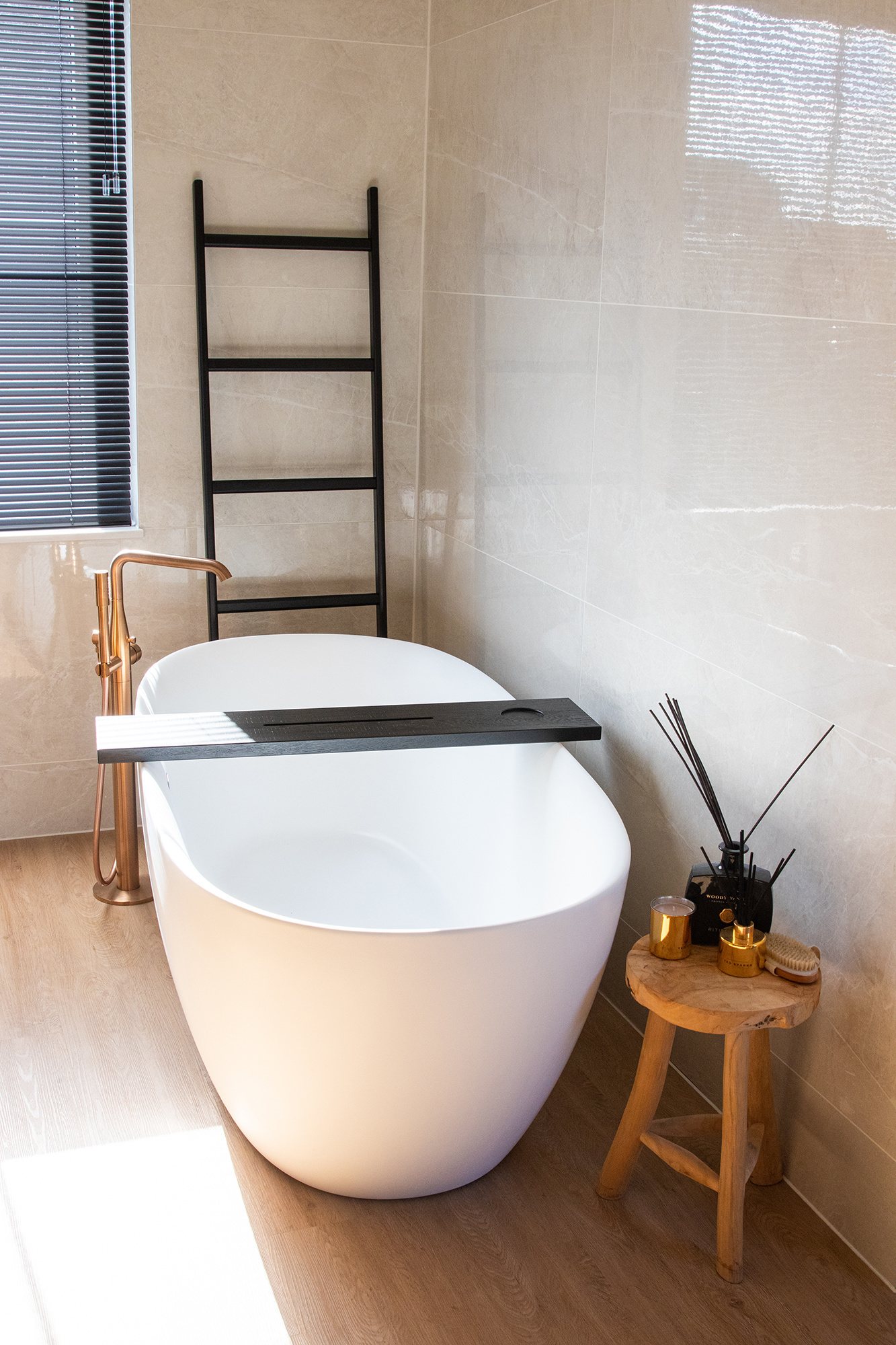 De badplank hout van massief eiken is gelakt, zodat deze tegen vocht en ...