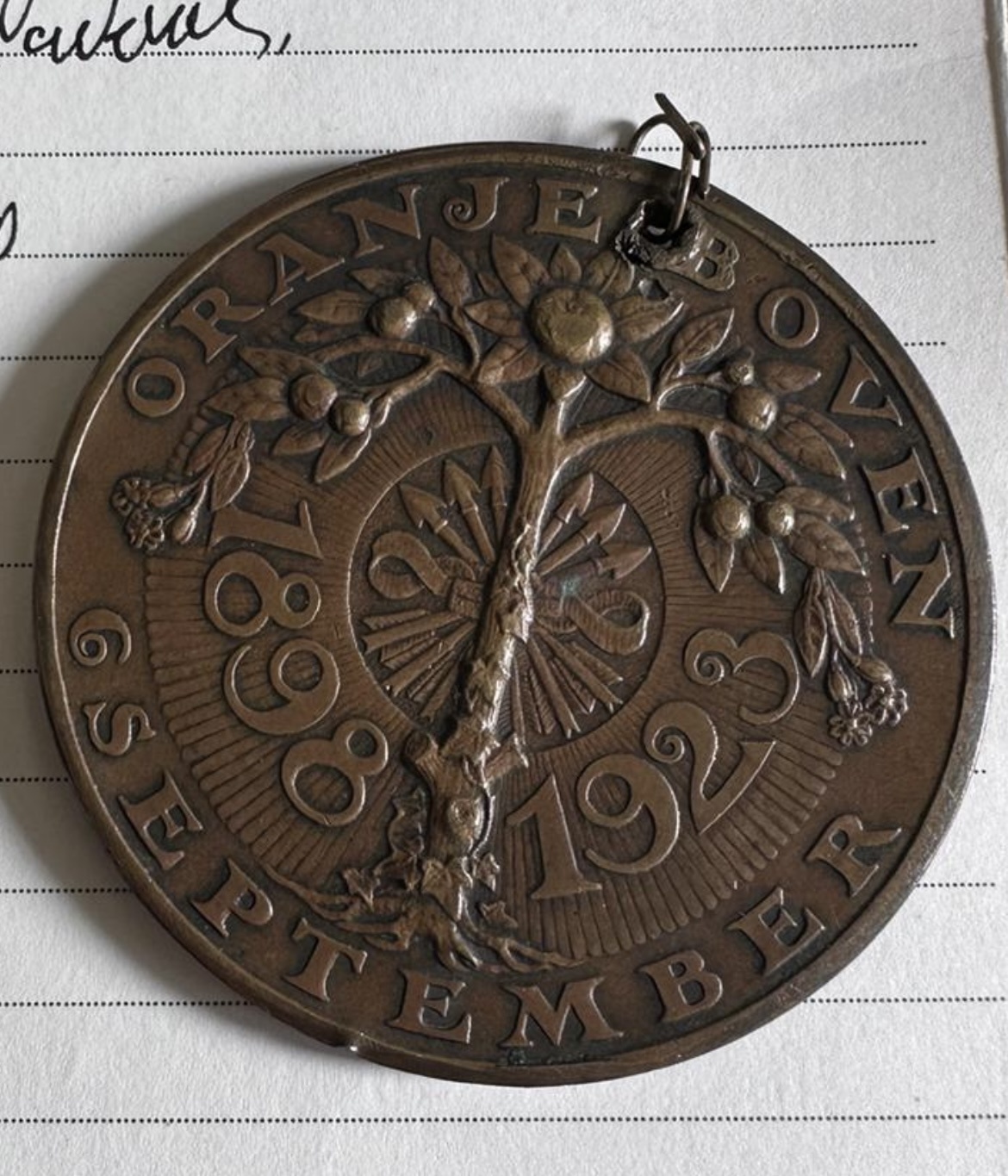 Hanger bronzen medaille 25 jaar Wilhelmina 1898 1923 - Juwelier Jansen