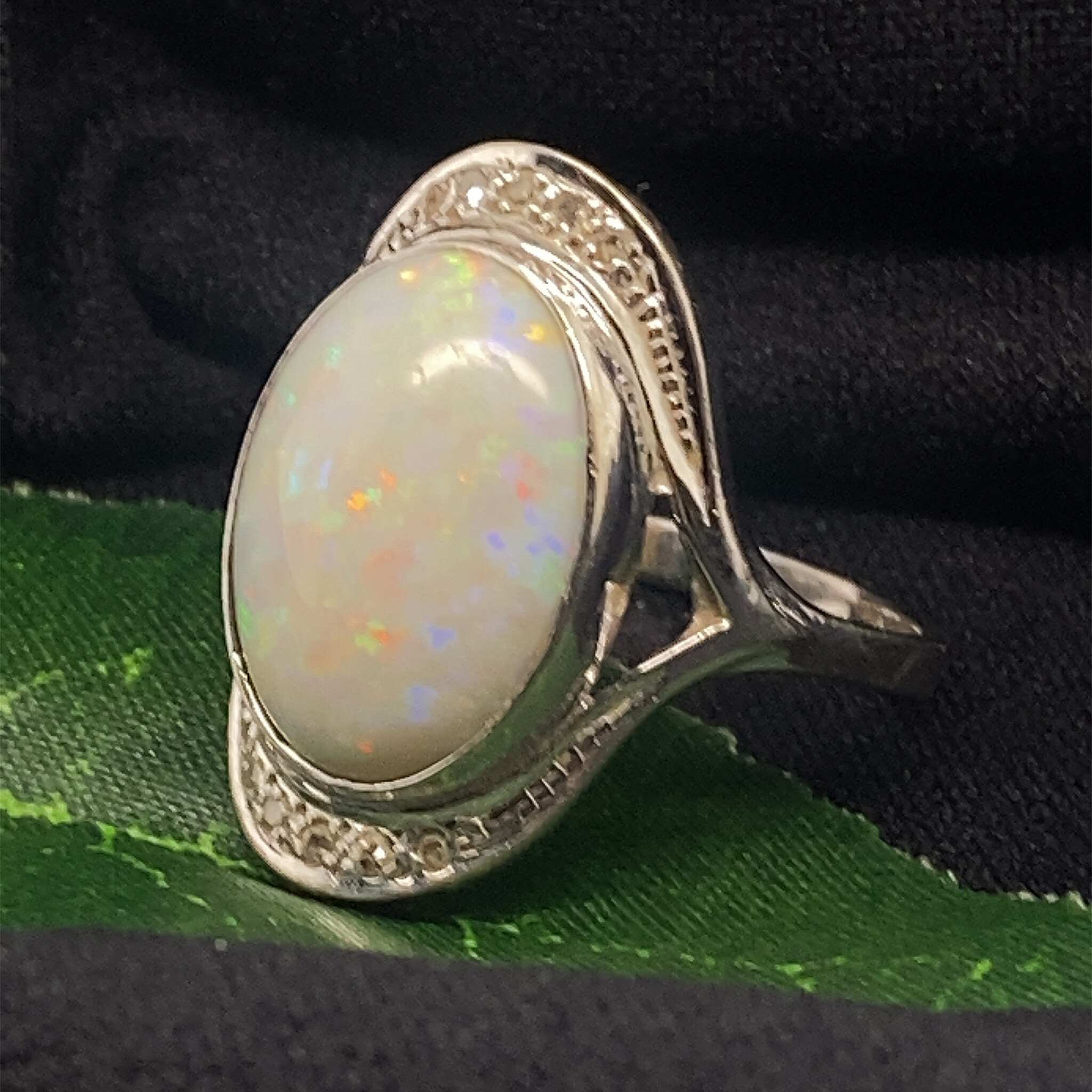 Witgouden ring bezet met grote opaal en briljantjes - Juwelier Jansen