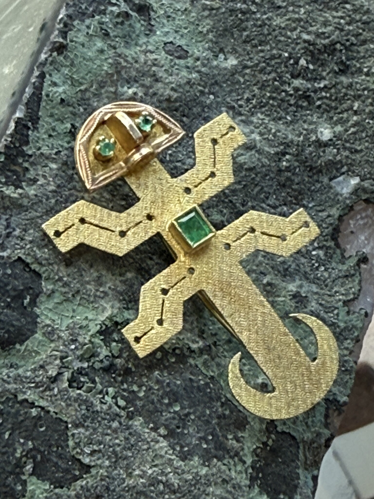 Geelgouden hanger broche met smaragd salamander - Juwelier Jansen