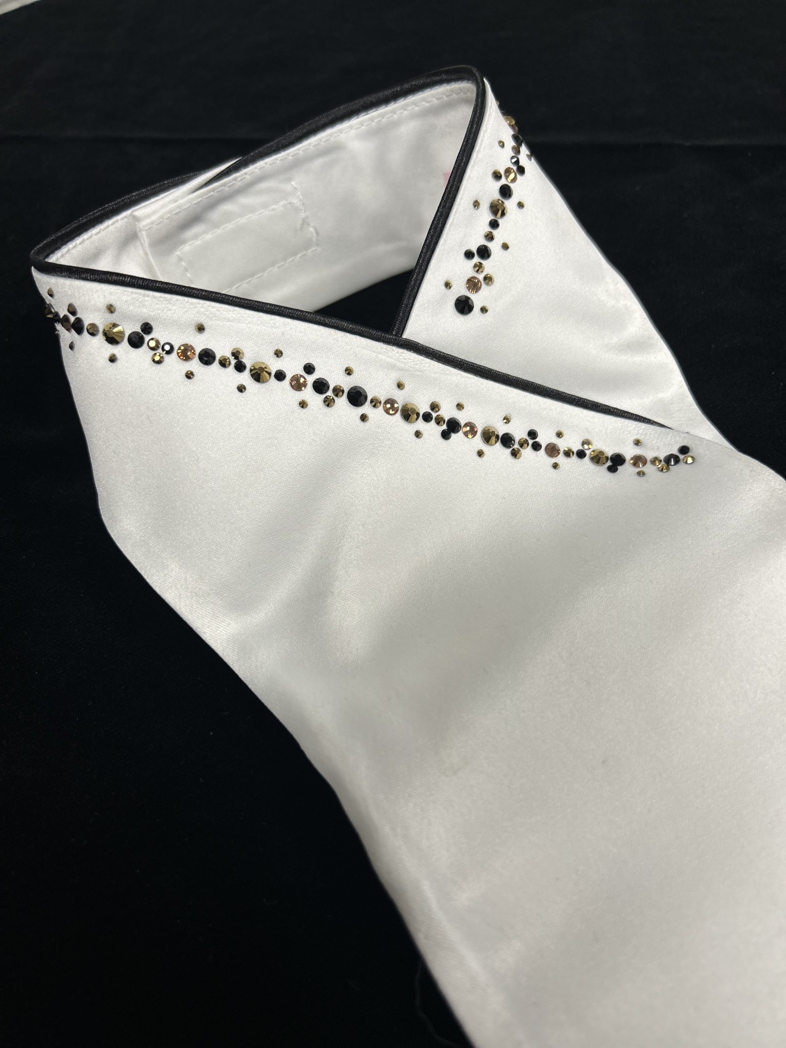 Stocktie swarovski Plastronique by Lamantia classic crystal jet gold - Equestrian Style ...