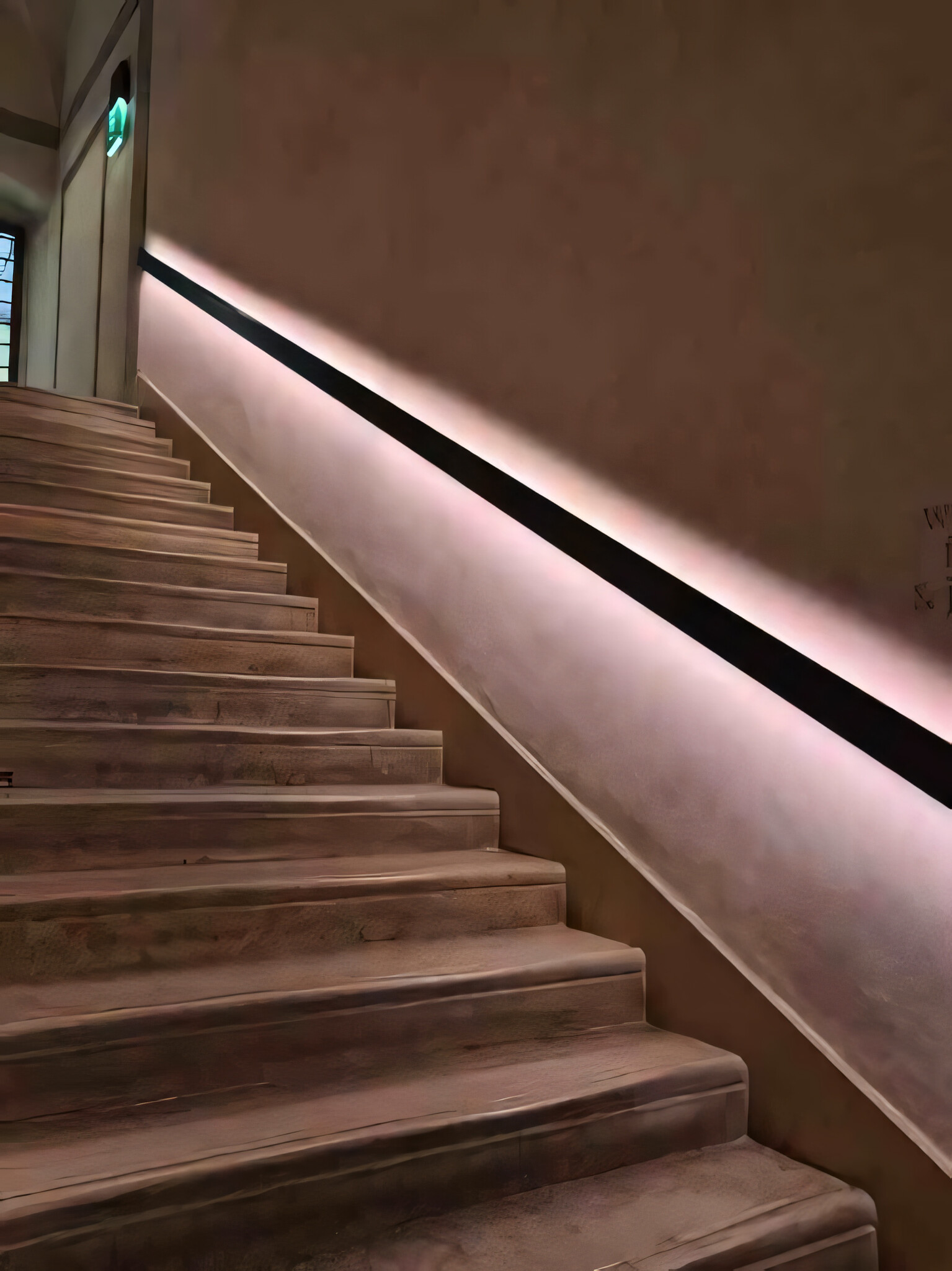 Trapleuning verlichten met LED trapleuning profielen en LED strips ...