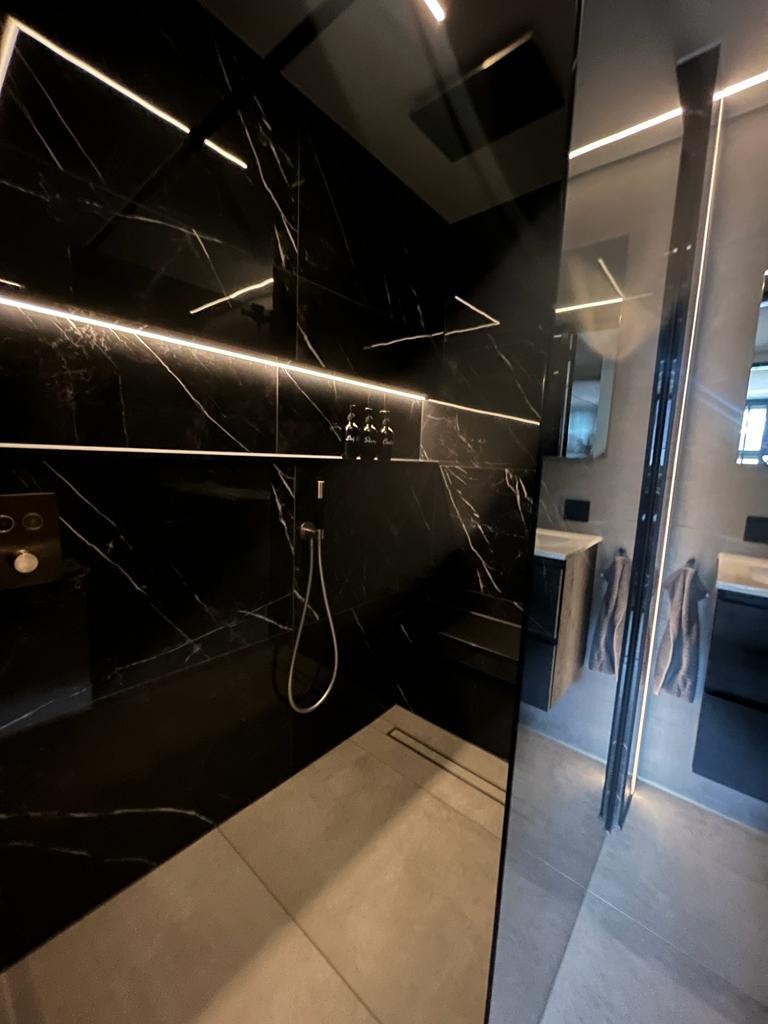 Complete badkamer voorzien van LED strips in nissen en plafond ...