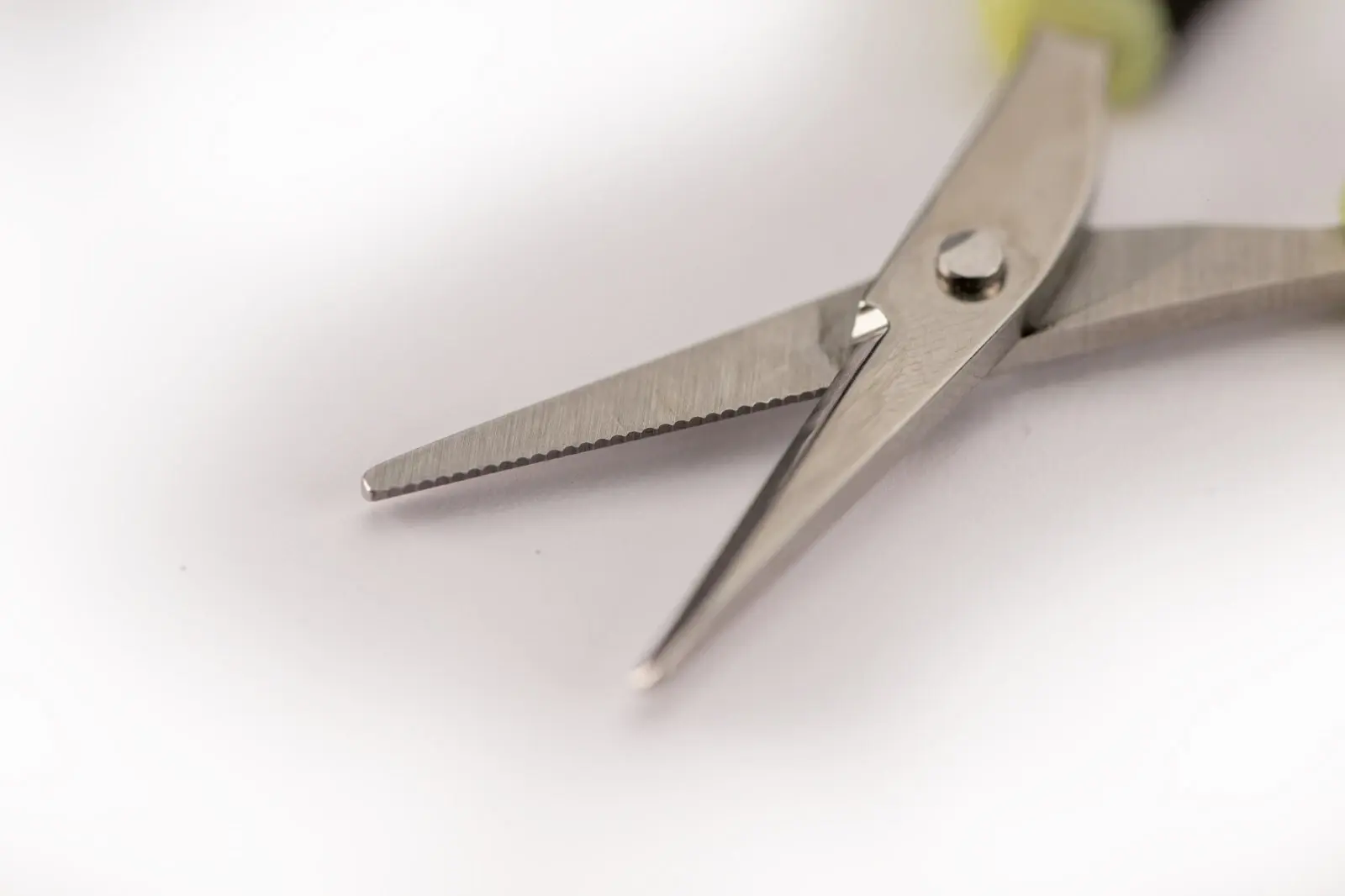 Ridgemonkey Nite Glo Strip N Snip Scissors - Hareco Hengelsport