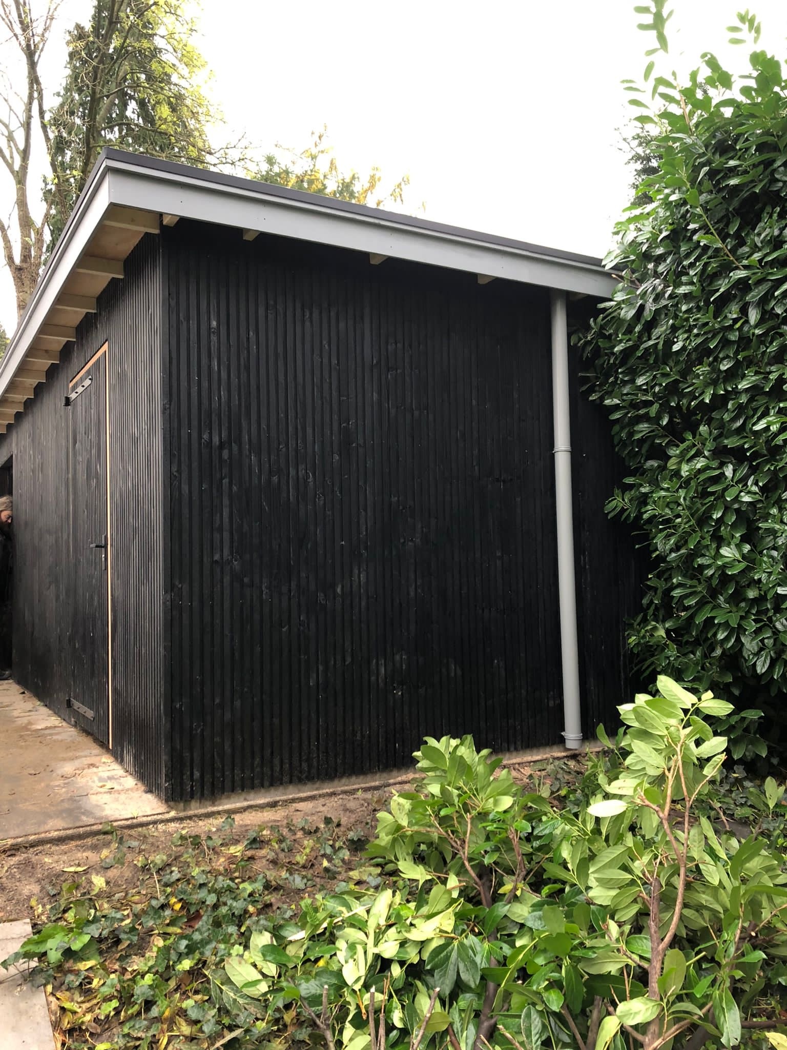 Luxe schuur met plat dak | Schuur met Rhombus profiel | Zwarte schuur ...