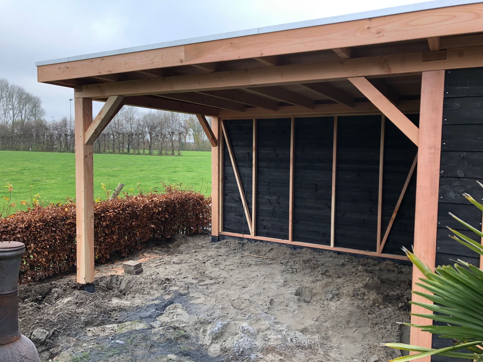 Douglas schuur met overkapping | Schuur met Zweeds rabat | zwart ...