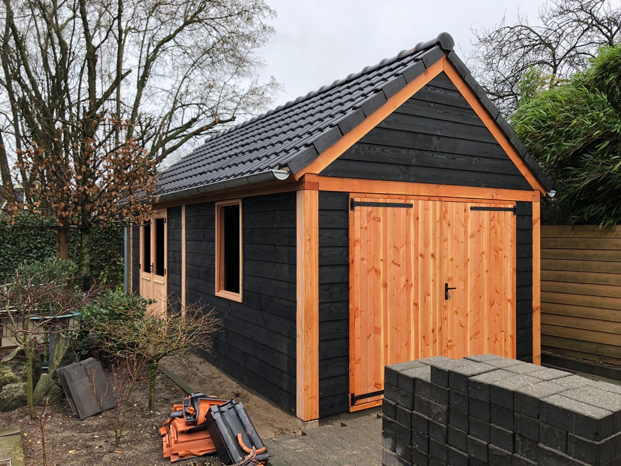 Garage met berging | Garage met dakpanplaten | Zwarte garage ...