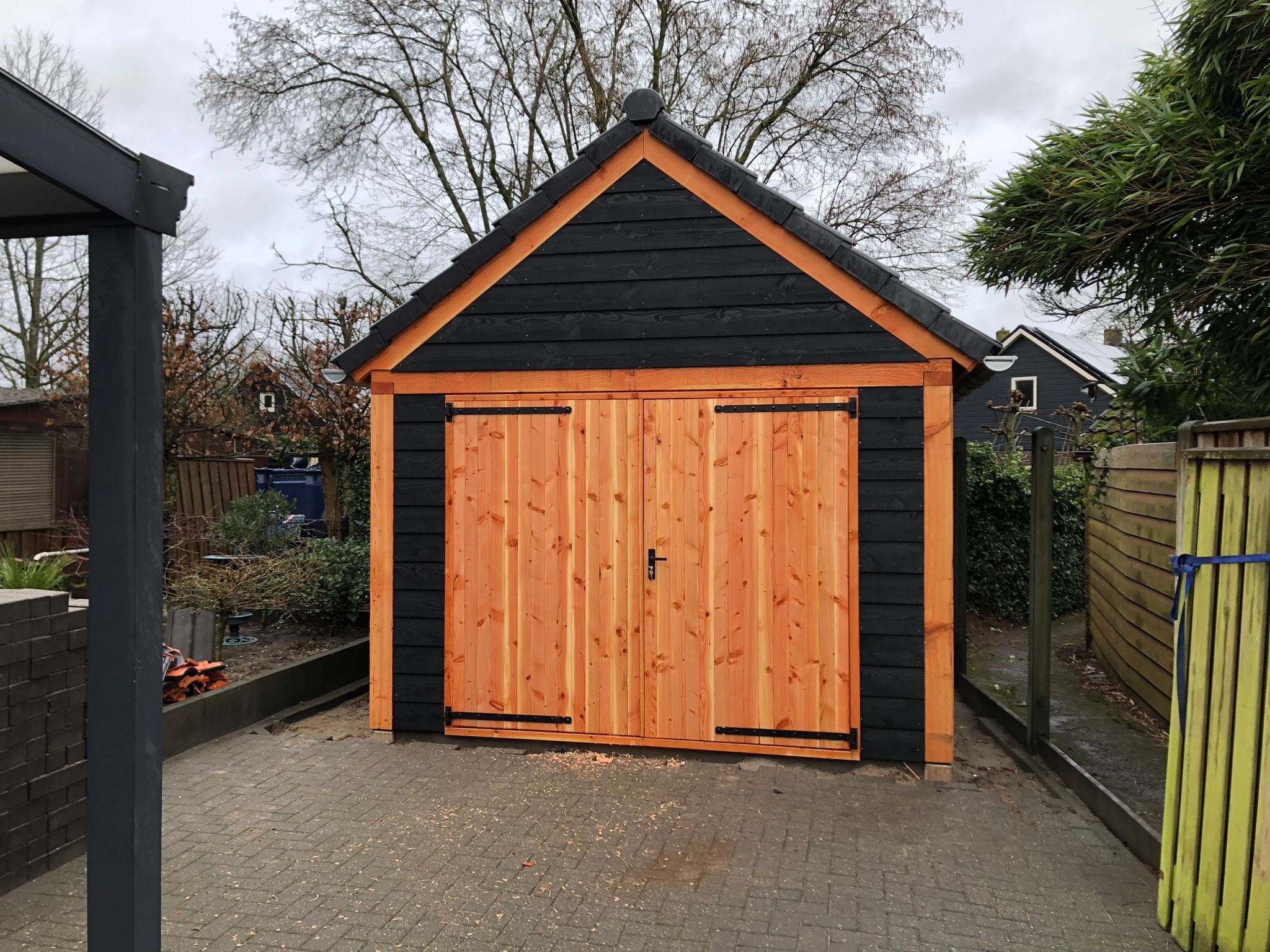 Garage met berging | Garage met dakpanplaten | Zwarte garage ...