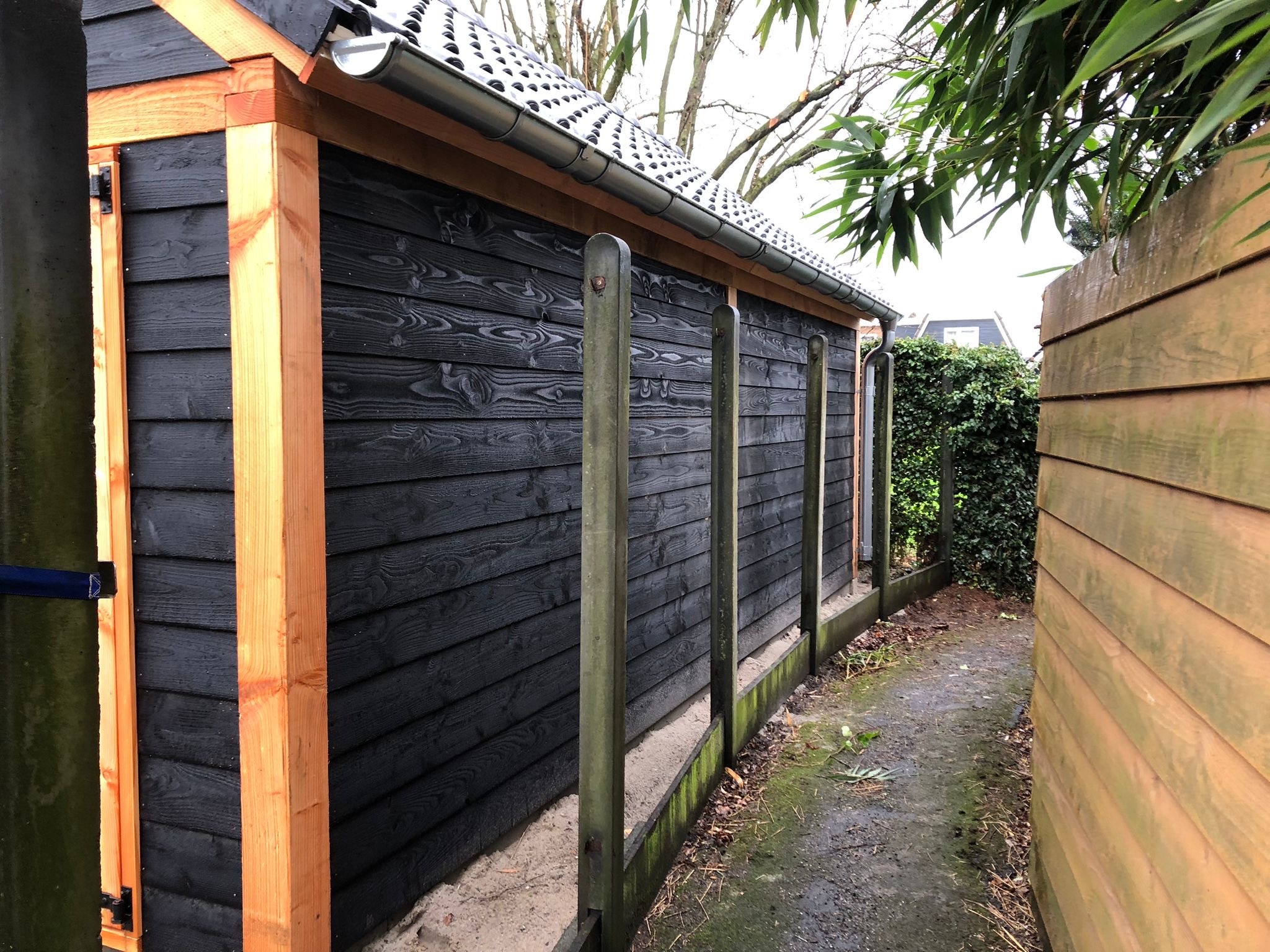 Garage met berging | Garage met dakpanplaten | Zwarte garage ...