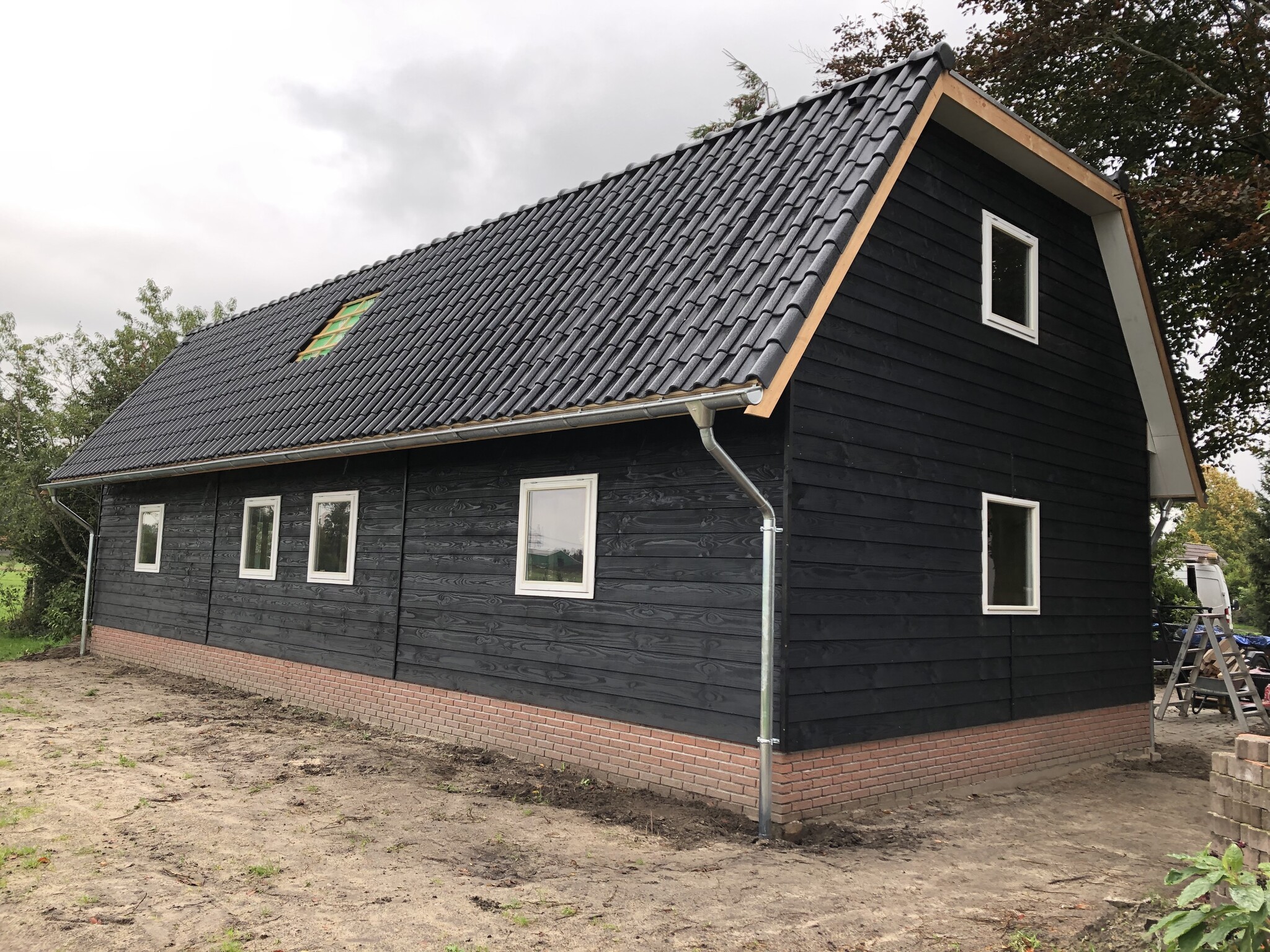 Douglas schuur op maat | Schuur met Zweeds rabat | Zwarte schuur ...