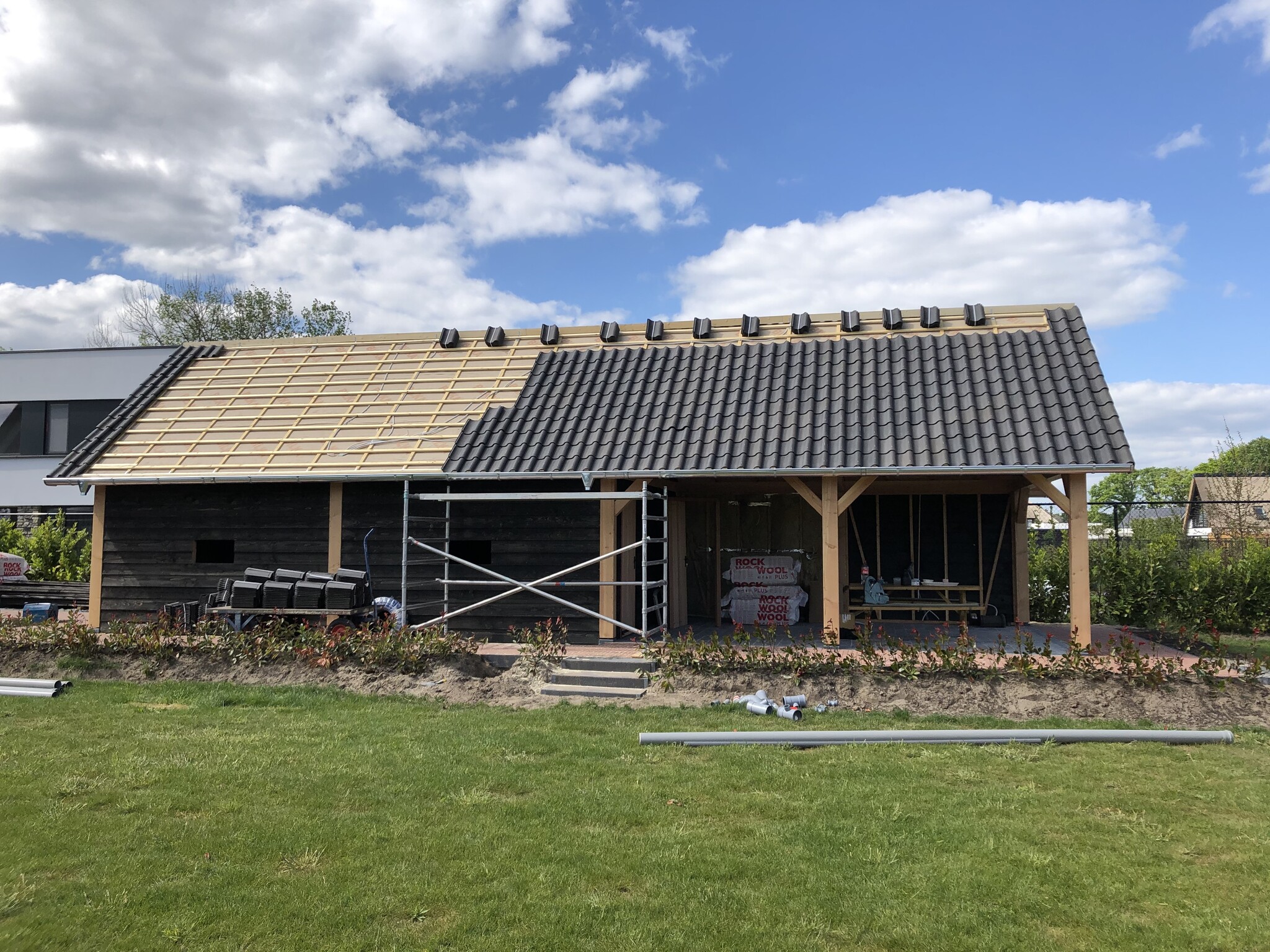 Douglas schuur op maat | Schuur met overkapping | Zwart Zweeds rabat ...