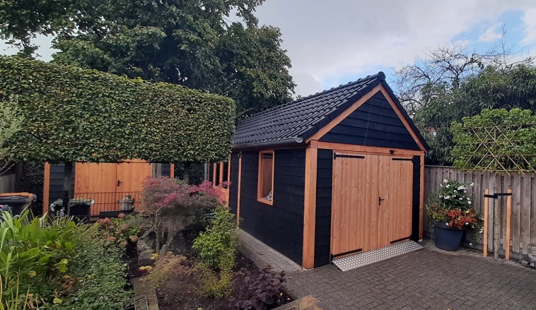 Garage met berging | Garage met dakpanplaten | Zwarte garage ...