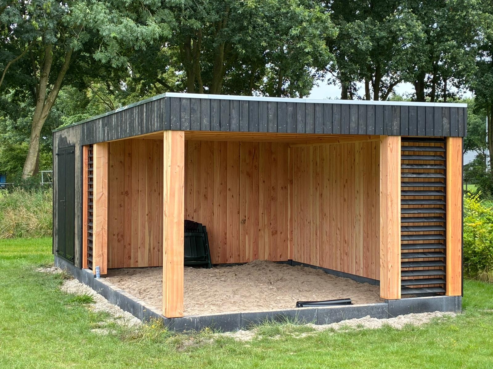 Luxe schuur met overkapping, plat dak Zalk - Houthandel van Gelder