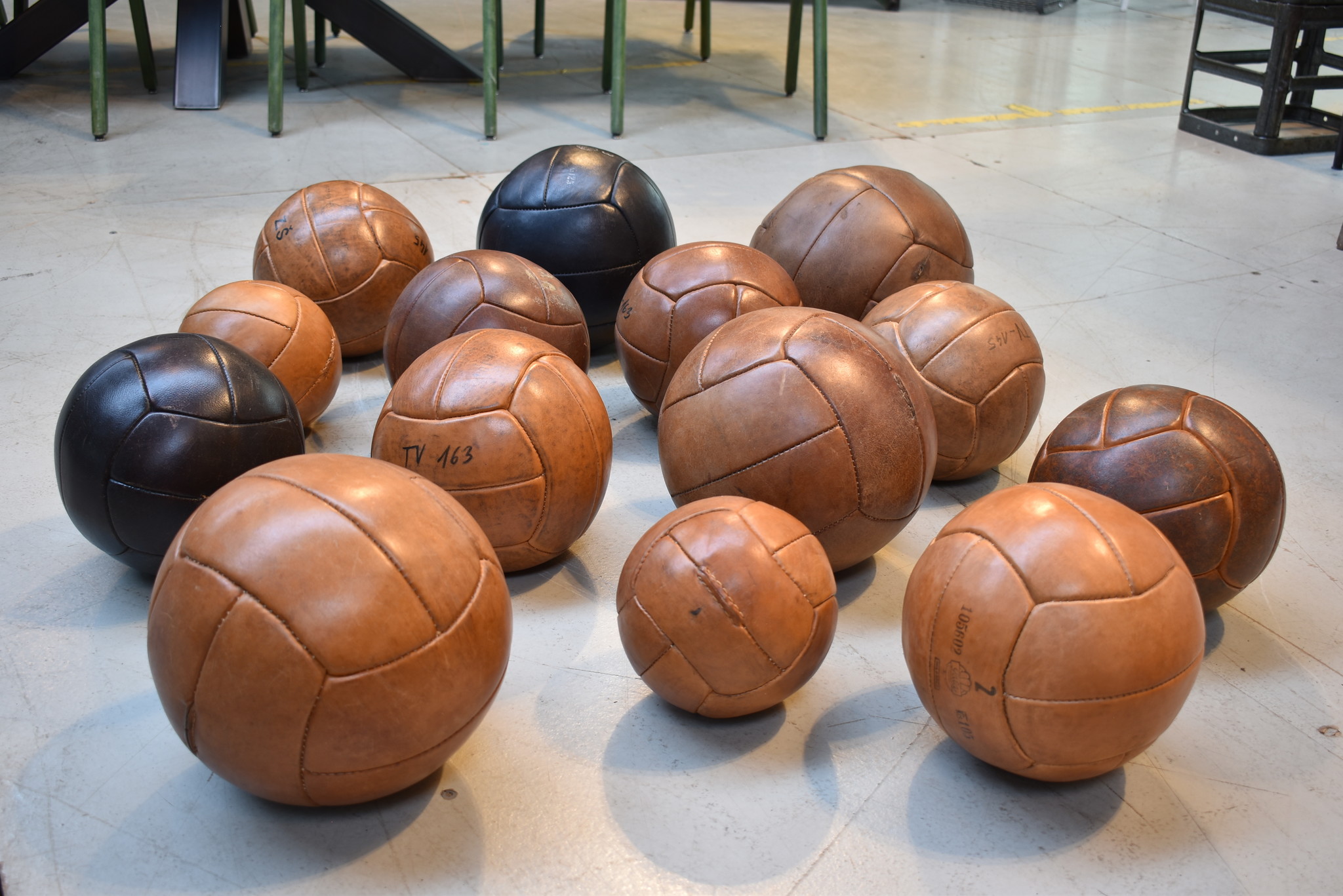 Gym balls - Oldwood - the furniture store