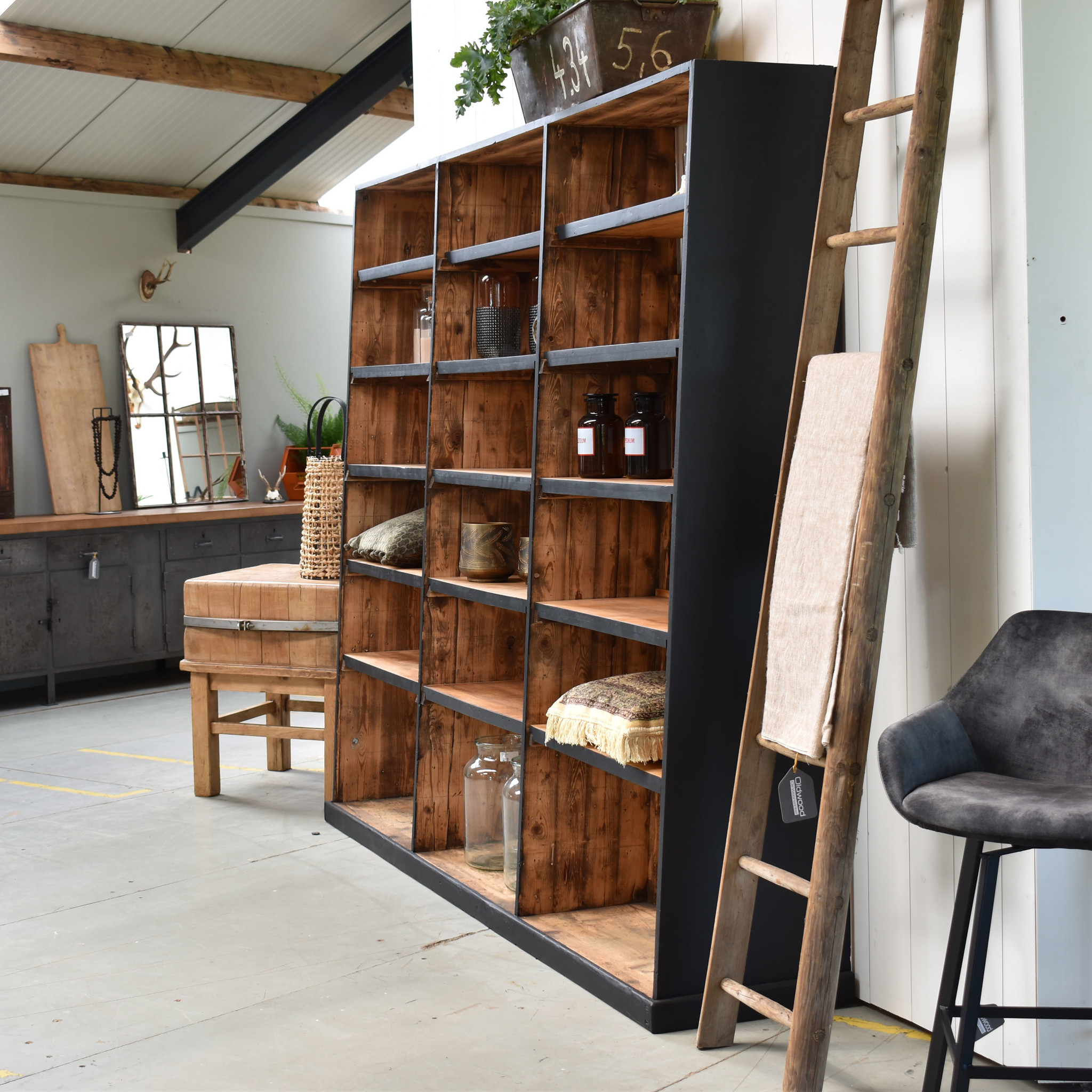 Vintage wooden shelving unit - Black shelving unit - Oldwood - Oldwood ...