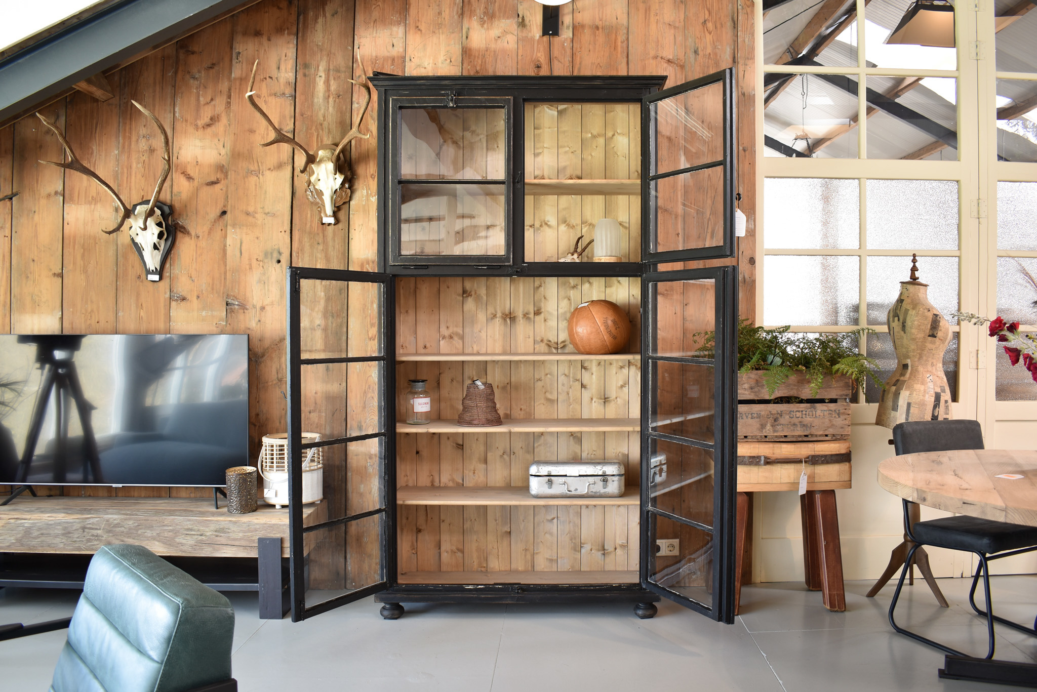 Vintage kast - Oude zwarte vitrinekast met deuren - Oldwood de Woonwinkel