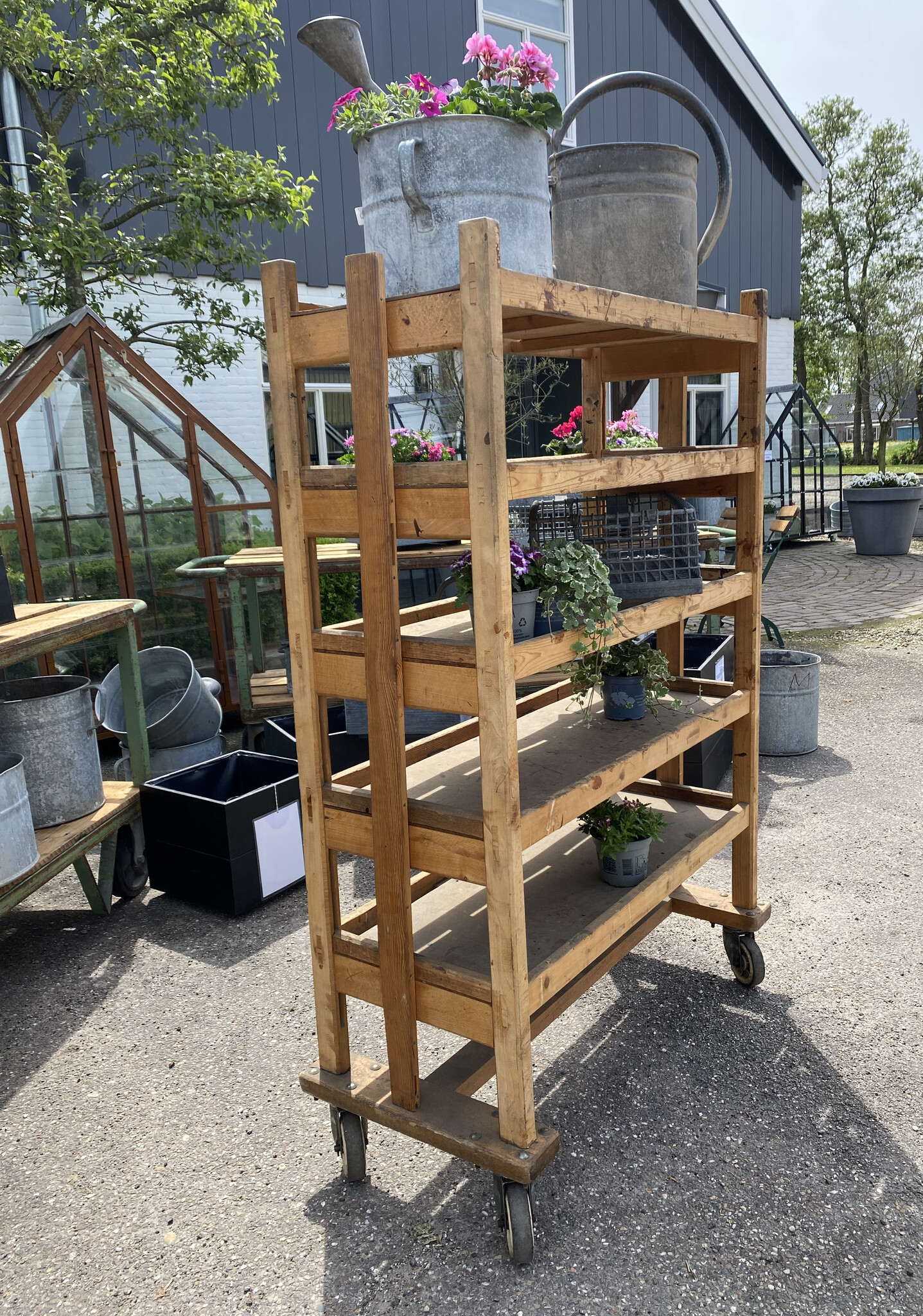Cool outdoor rack with plants, herbs and accessories - Oldwood - the ...