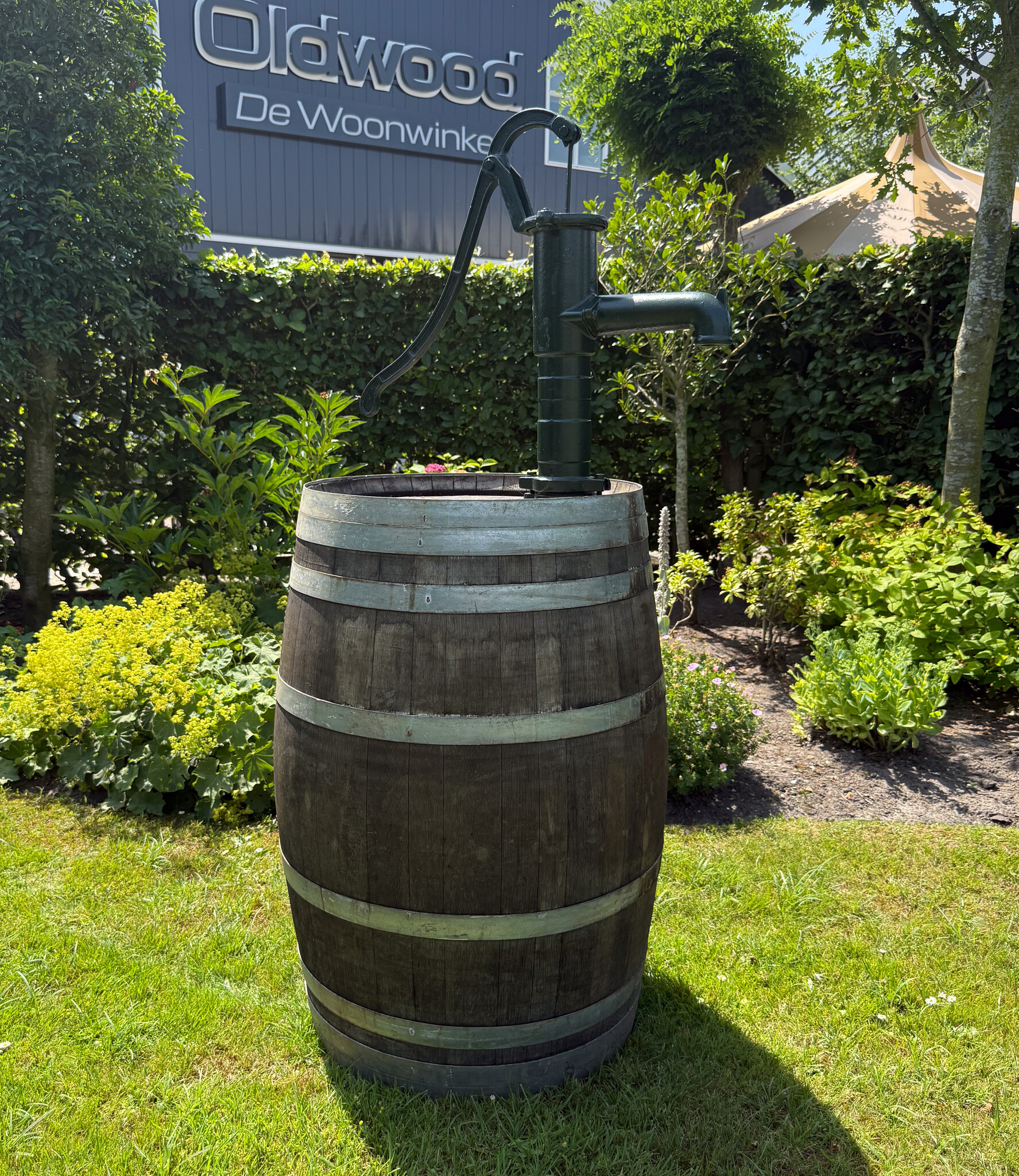 225L Oud Eiken Regenton met handpomp gietijzer - Oldwood de Woonwinkel