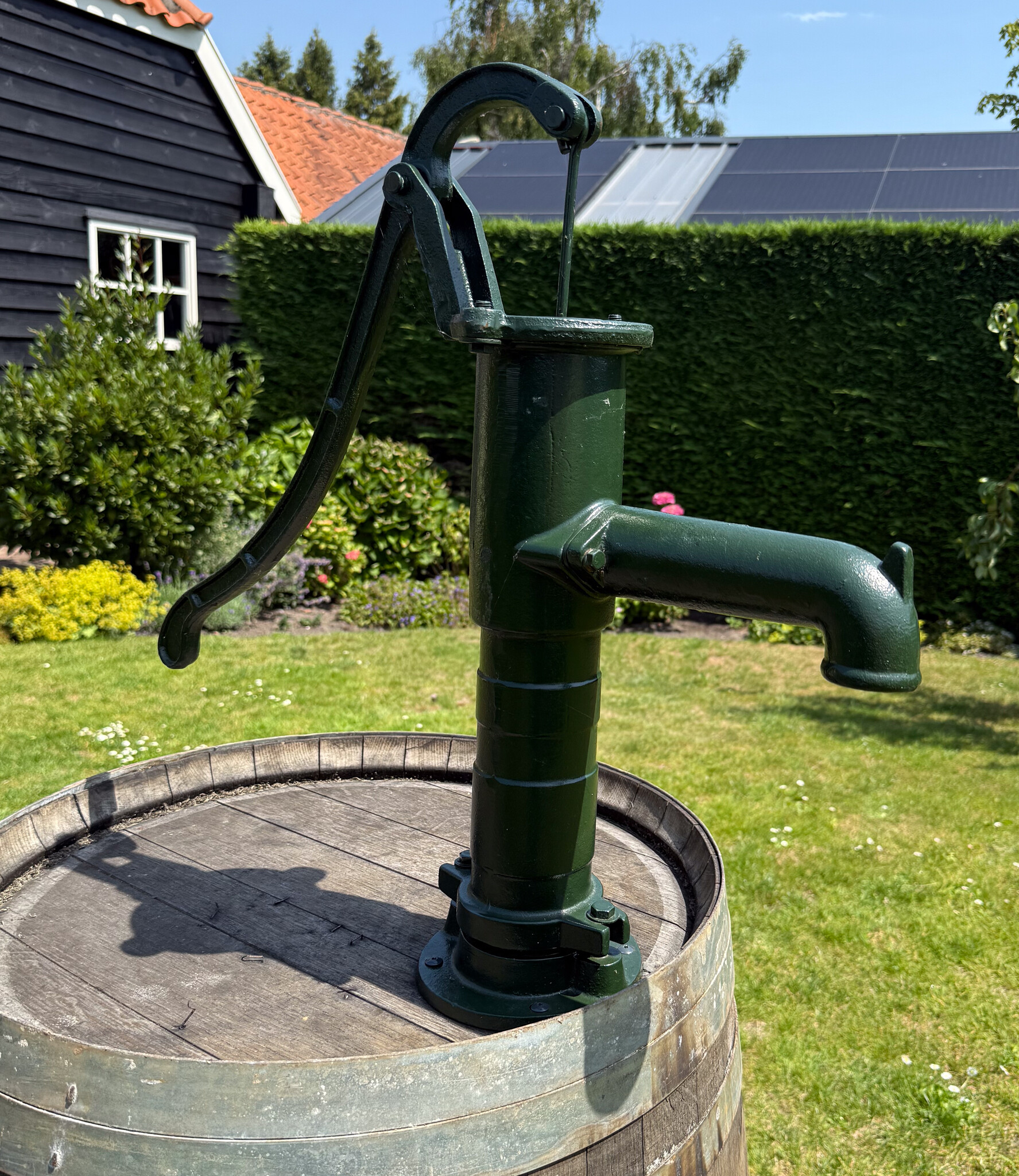 225L Oud Eiken Regenton met handpomp gietijzer - Oldwood de Woonwinkel