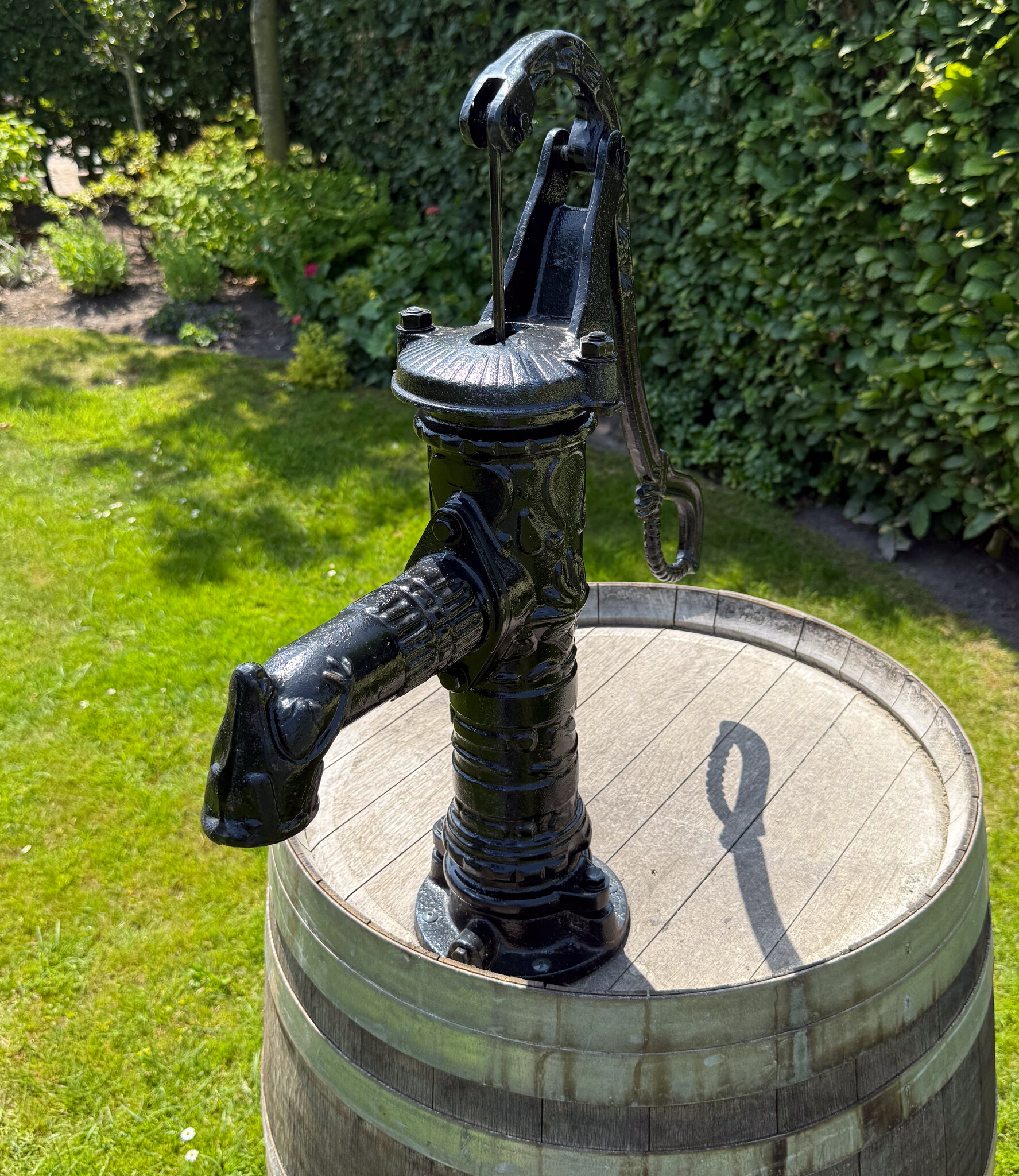 225L Oud Eiken Regenton met handpomp gietijzer - Oldwood de Woonwinkel