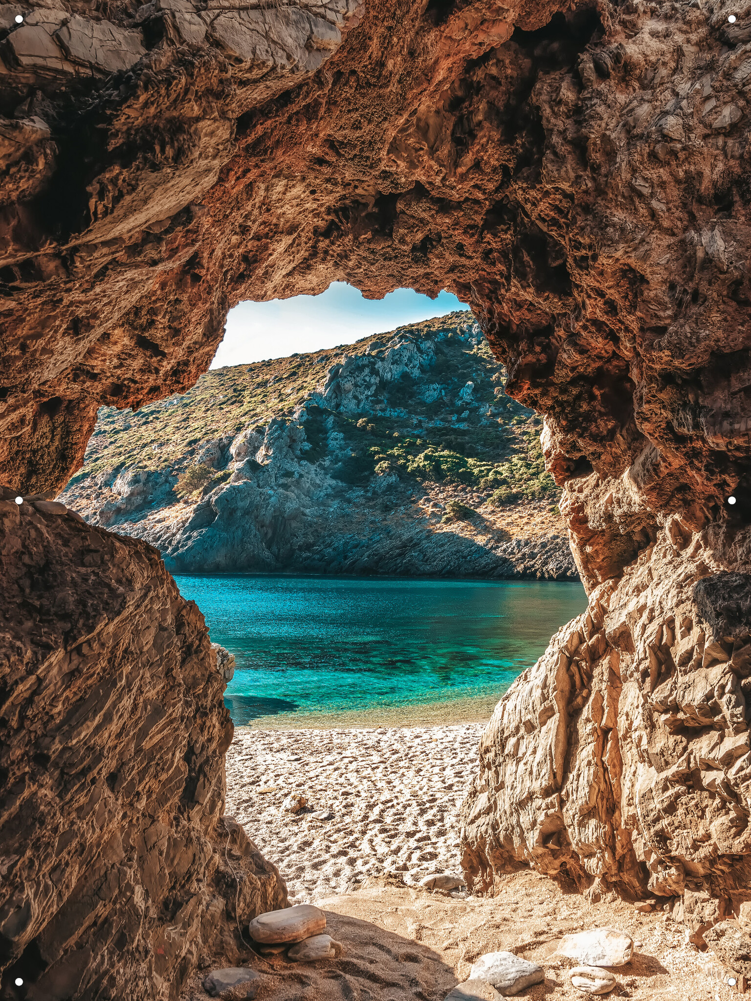 Tuinposter Tuinposter Doorkijkje door grot naar strand en zee ...