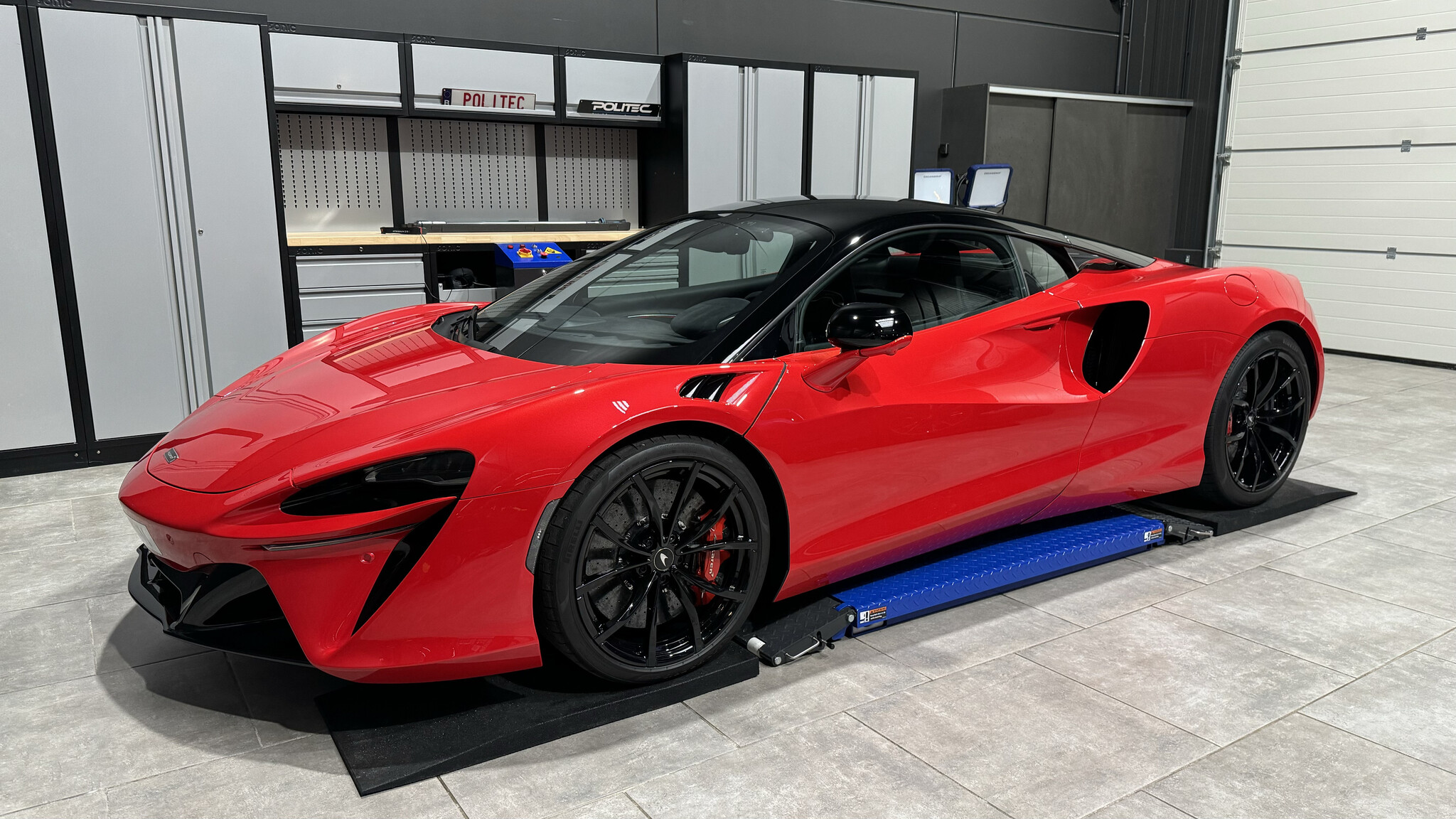 Mclaren Artura met een lakbescherming Xpel Ultimate Fusion PPF - POLITEC