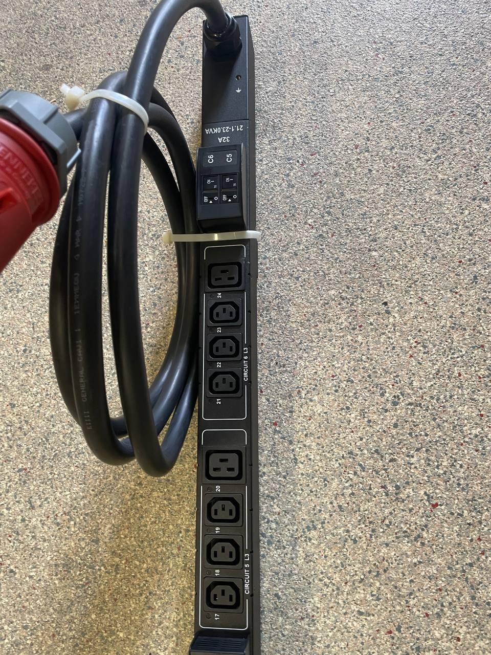 3-Phase PDU 32A – Raritan PX2-5528X with Switched Outlets - Ultrabit