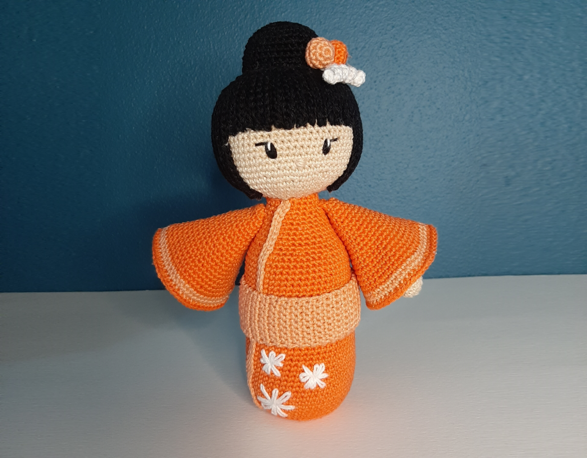 Haakpakket byClaire Kokeshi Kohaku Oranje – Japanse Pop Haken - Echtstudio