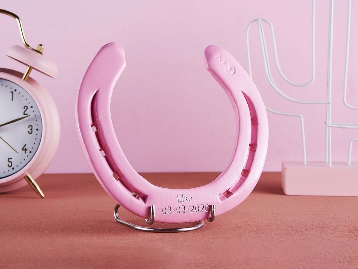 Gegraveerd Hoefijzer in Baby roze gecoate kleur kopen? - Good Luck ...