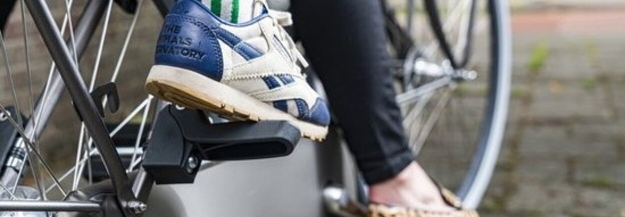 Voetsteuntjes voor dikke framebuizen monteren - Fiets-stoeltje.nl