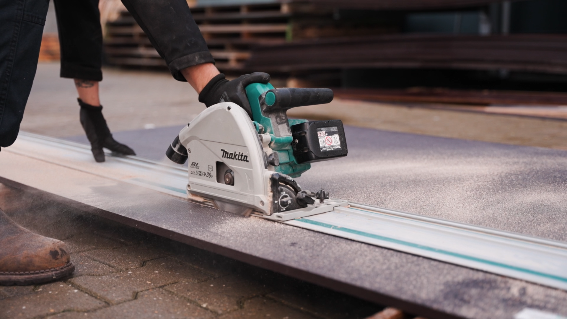 Aanhanger vloerplaten op maat laten zagen en thuis laten bezorgen ...