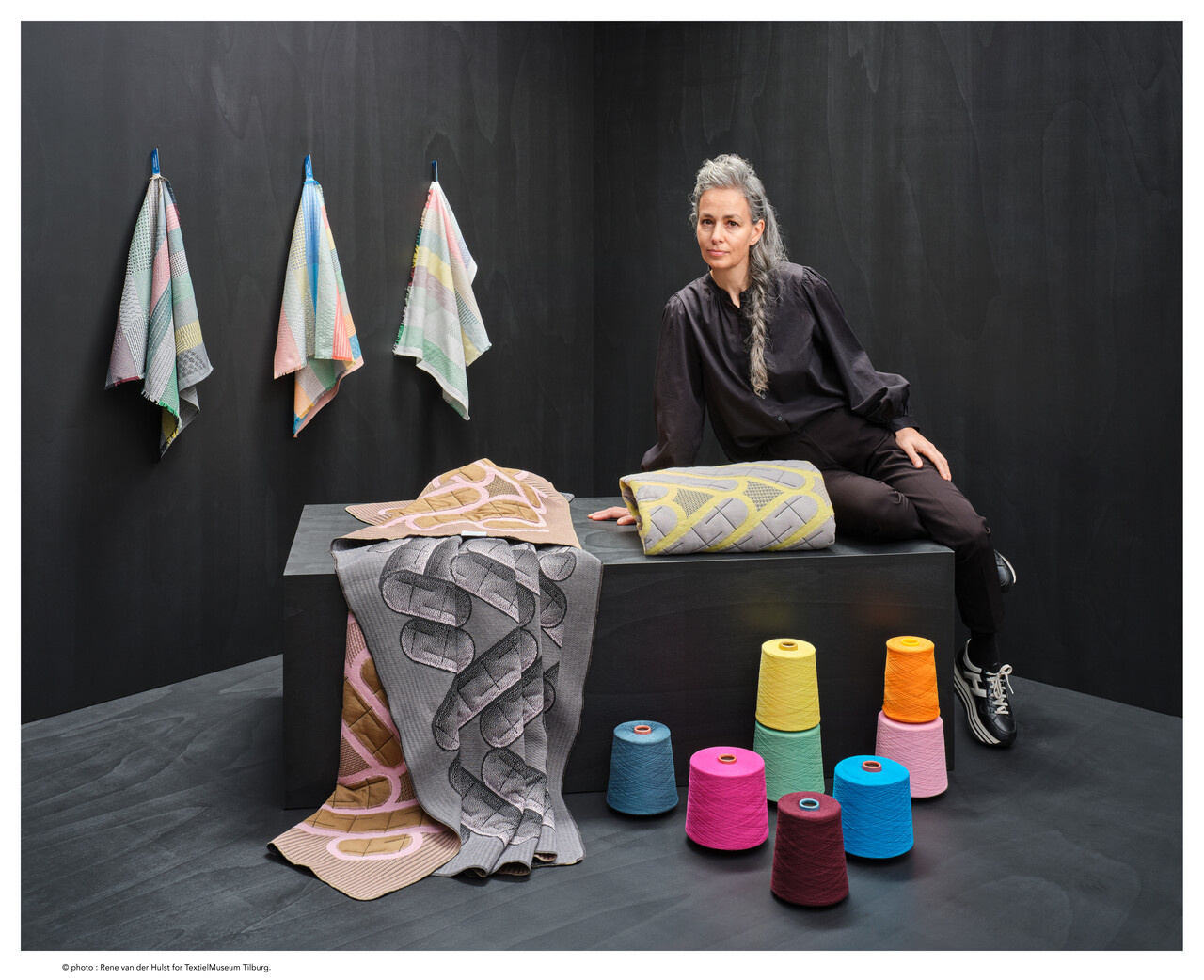 Sigrid Calon pays tribute to weaving and knitting - by TextielMuseum