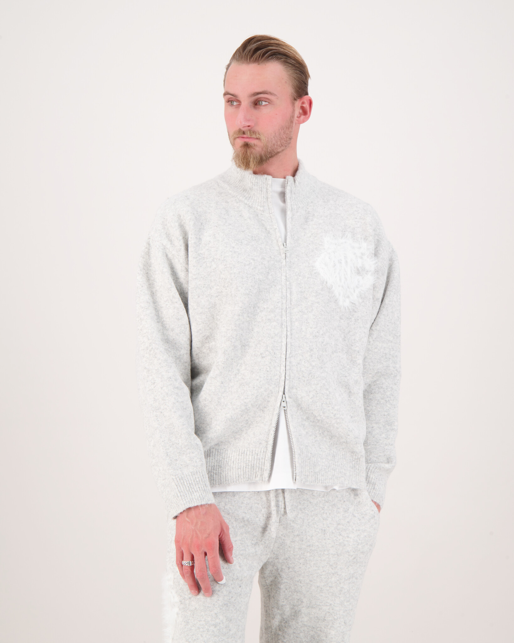 The Couture Club Monogramm-Emblem Flauschiger Strickpullover Grau - Beachim