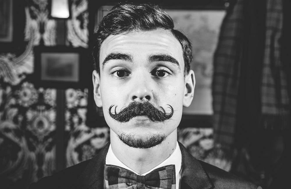 Zo style jij je snor met snorrenwax - Mannenzaak.nl