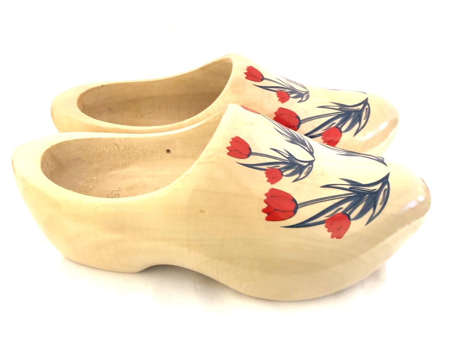 Hollandse klompen met tulpen | Rode tulpen op klompen