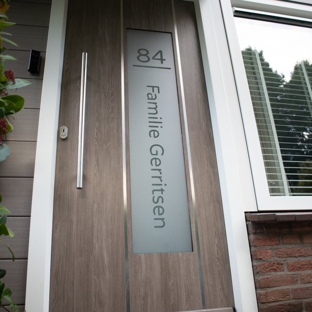 Raamfolie met uitgesneden huisnummer en namen - Muursticker4sale