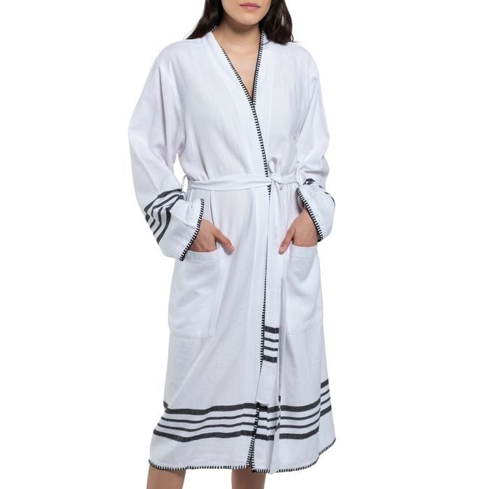 puur genieten in deze witte badjas met zwart [farmer stitch] accent ...