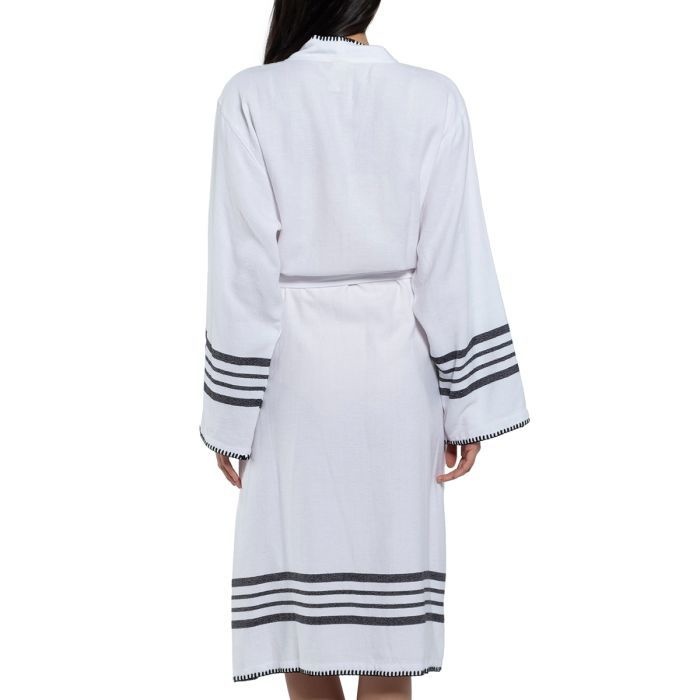 puur genieten in deze witte badjas met zwart [farmer stitch] accent ...