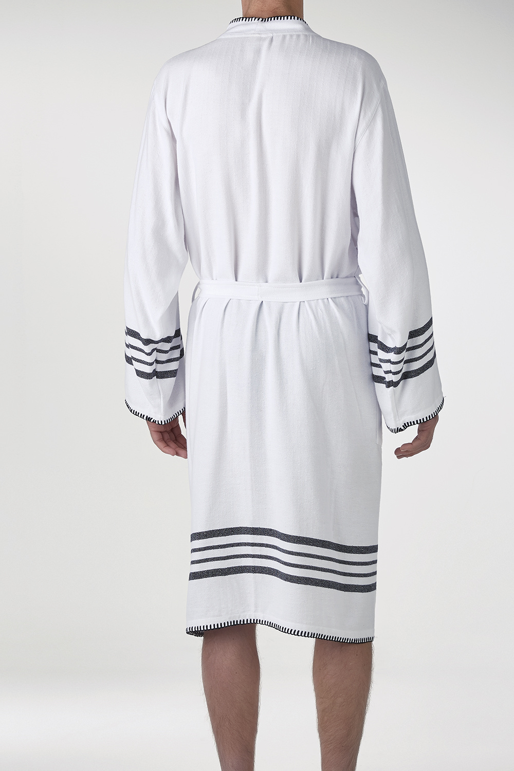 puur genieten in deze witte badjas met zwart [farmer stitch] accent ...